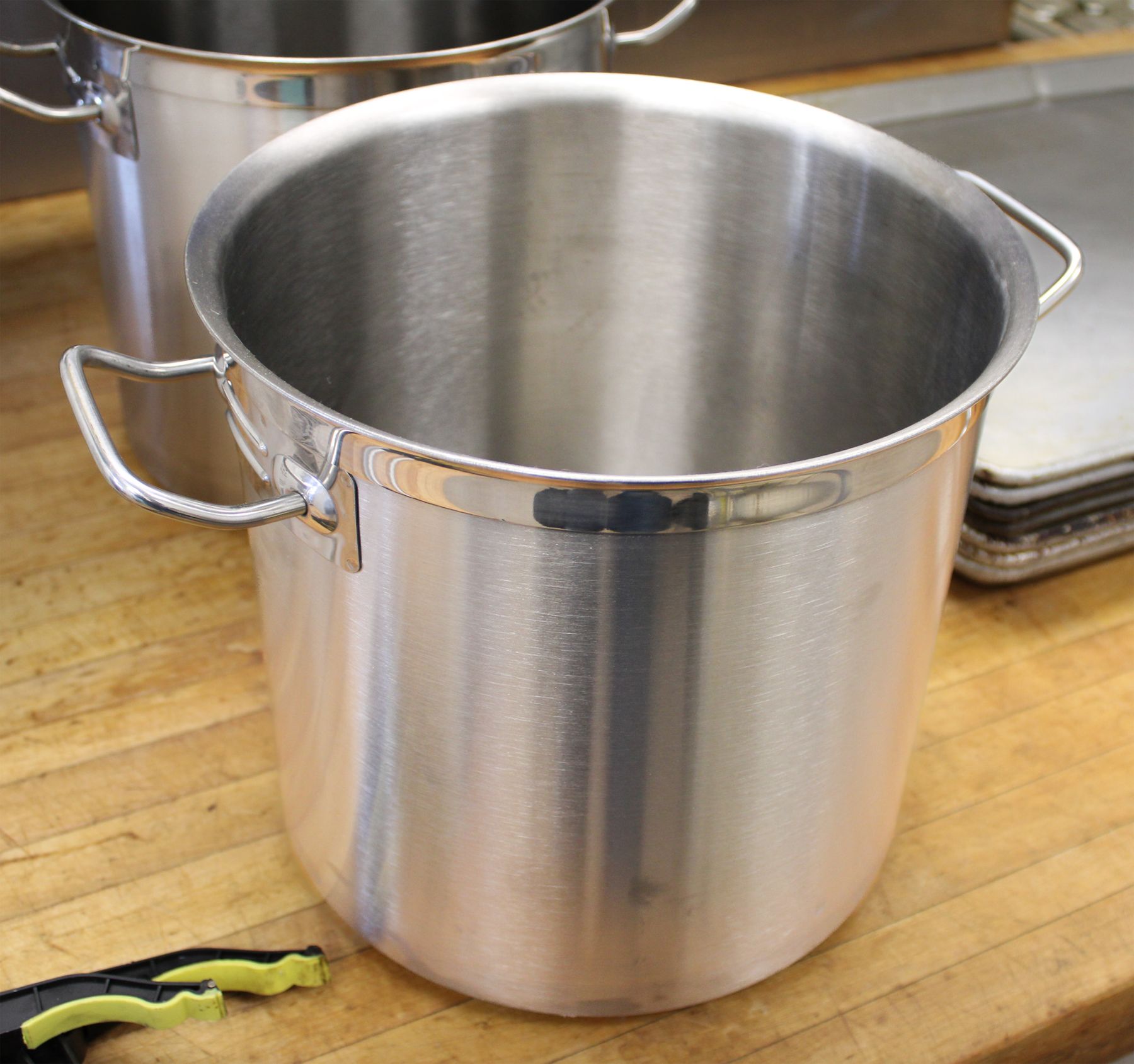 NEW STAINLESS STEEL COOKING POT