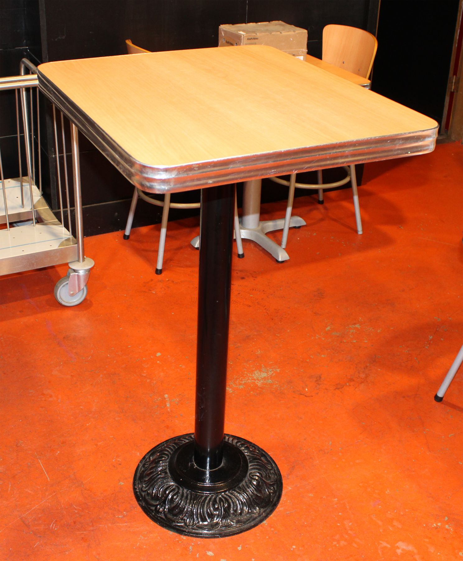 RAISED RESTAURANT TABLE