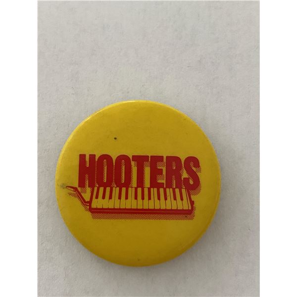 Hooters vintage pin