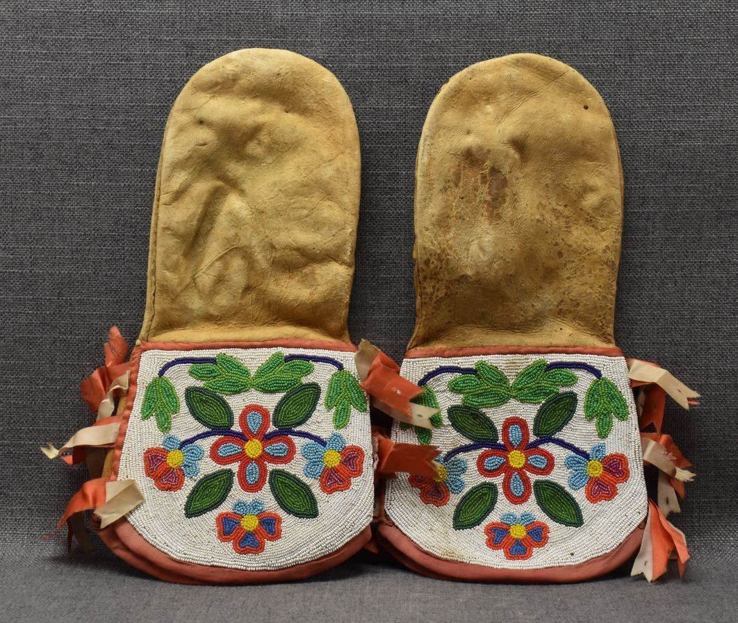 WOODLANDS INDIAN BEADED MITTENS