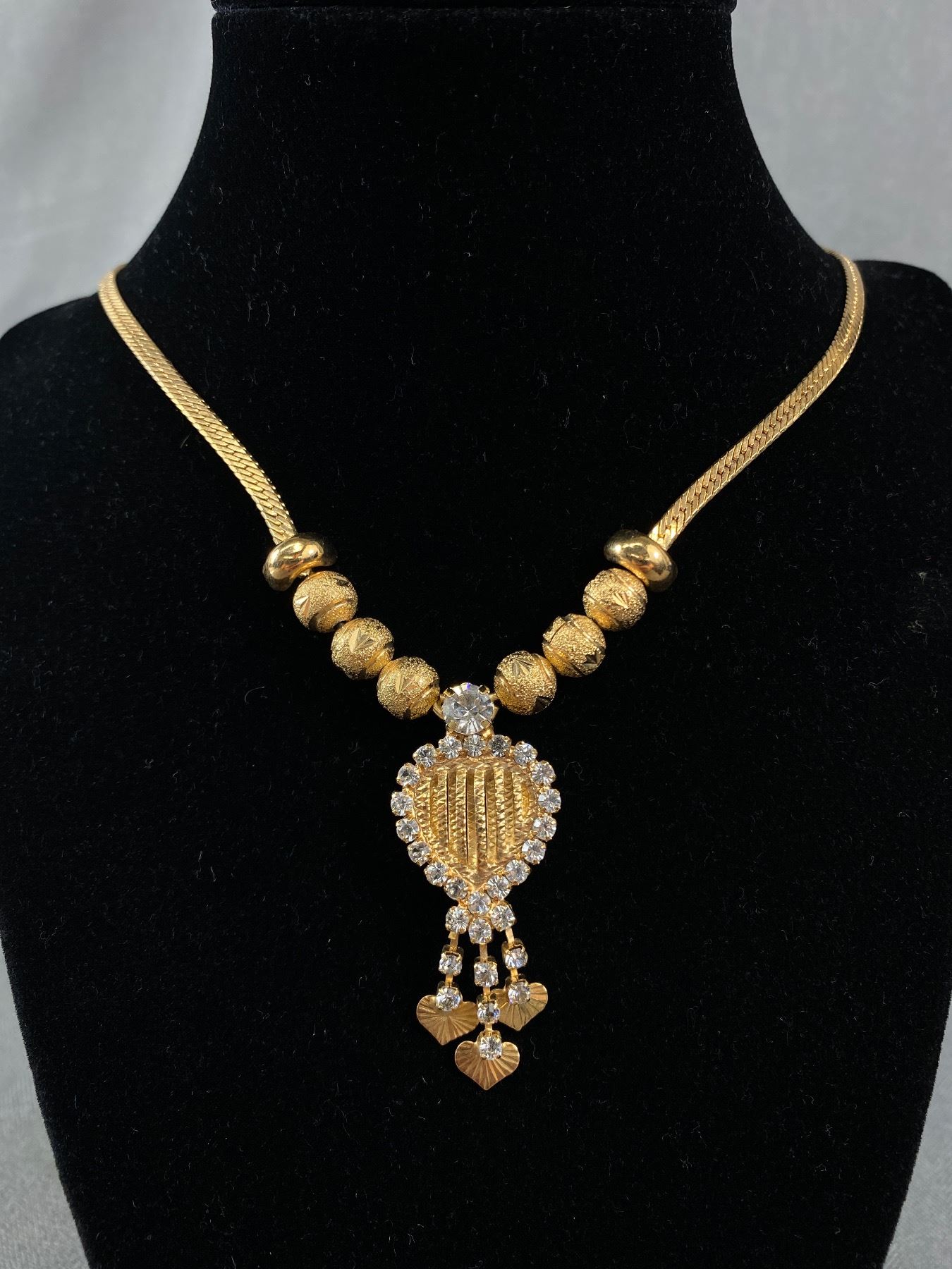 Gorgeous Gold Coloured Necklace Looks Like Real Gold. Excellent Condition