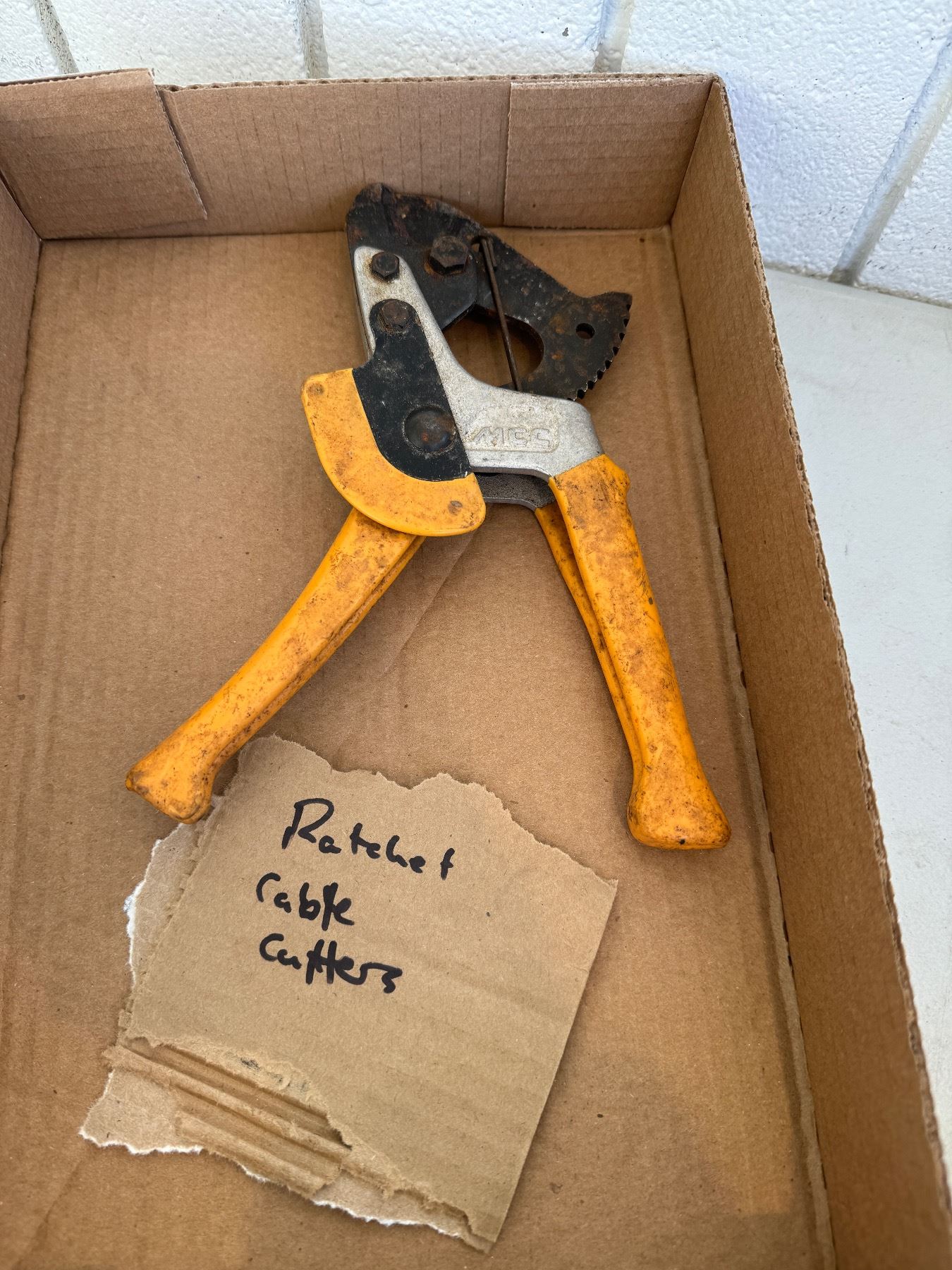 Ratchet cable cutters