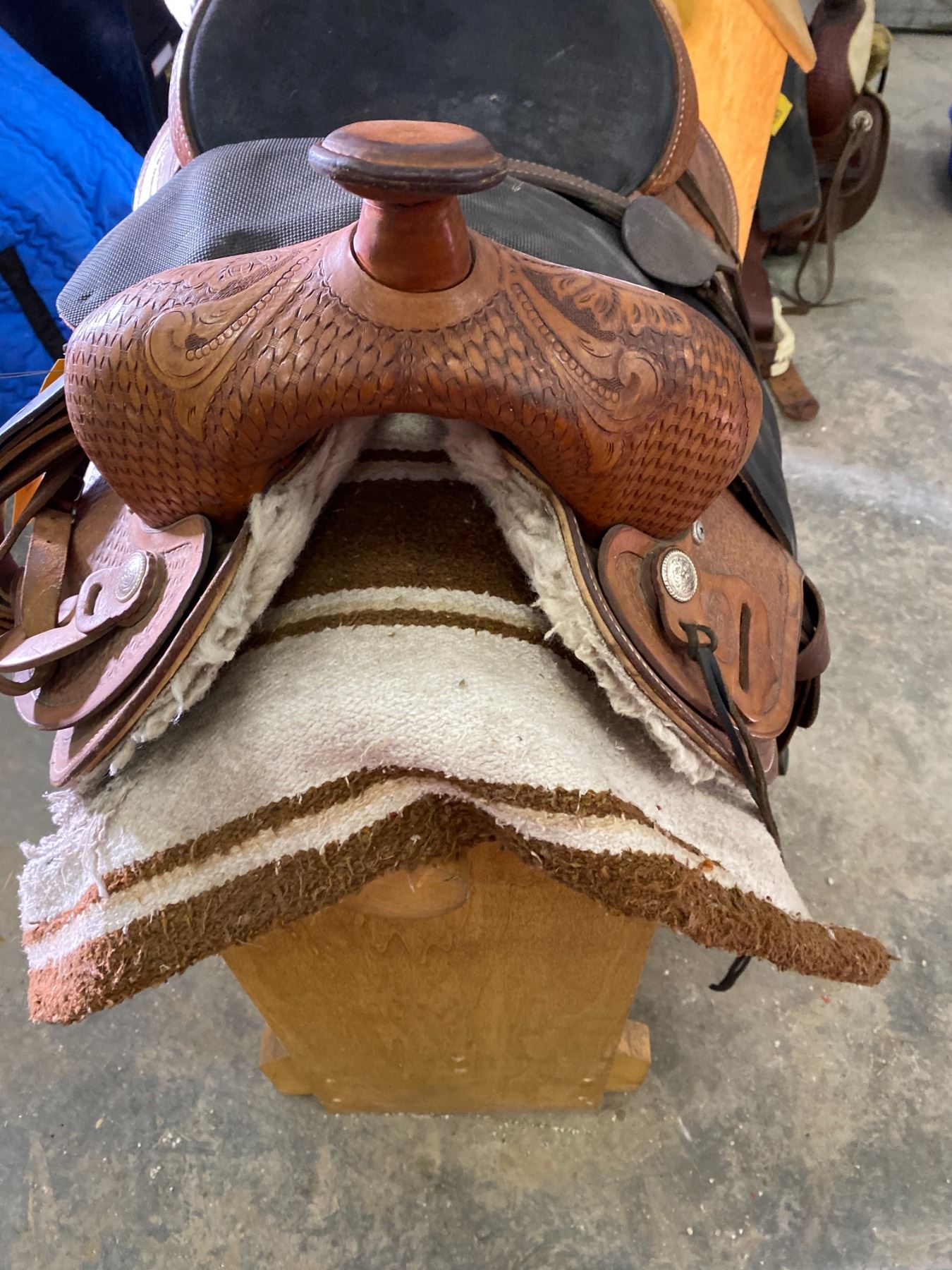 Western riding saddle - Texas USA maker c/w saddle blanket, seat is 16 ...
