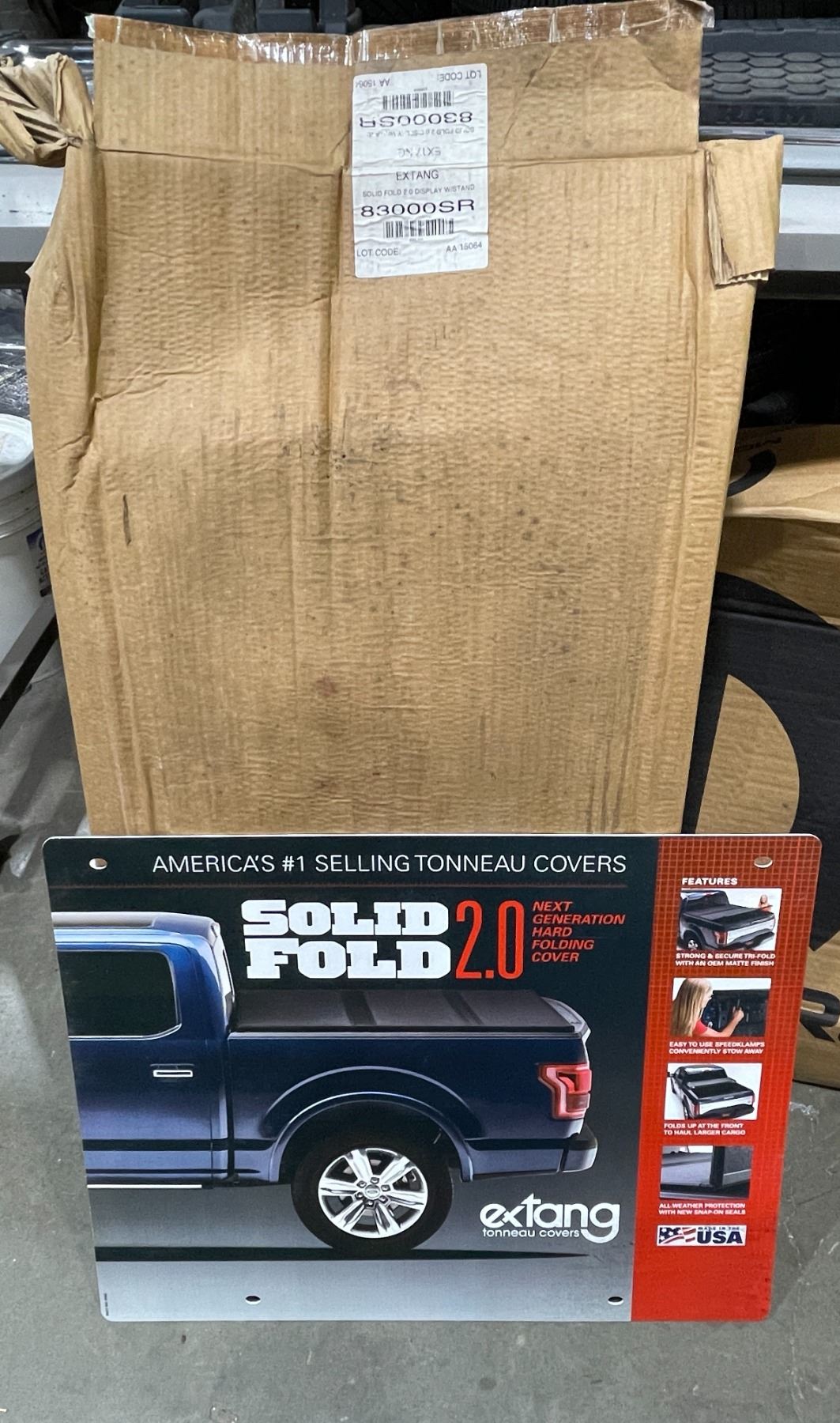 Extang solid fold 2.0 display w/ stand (83000SR)