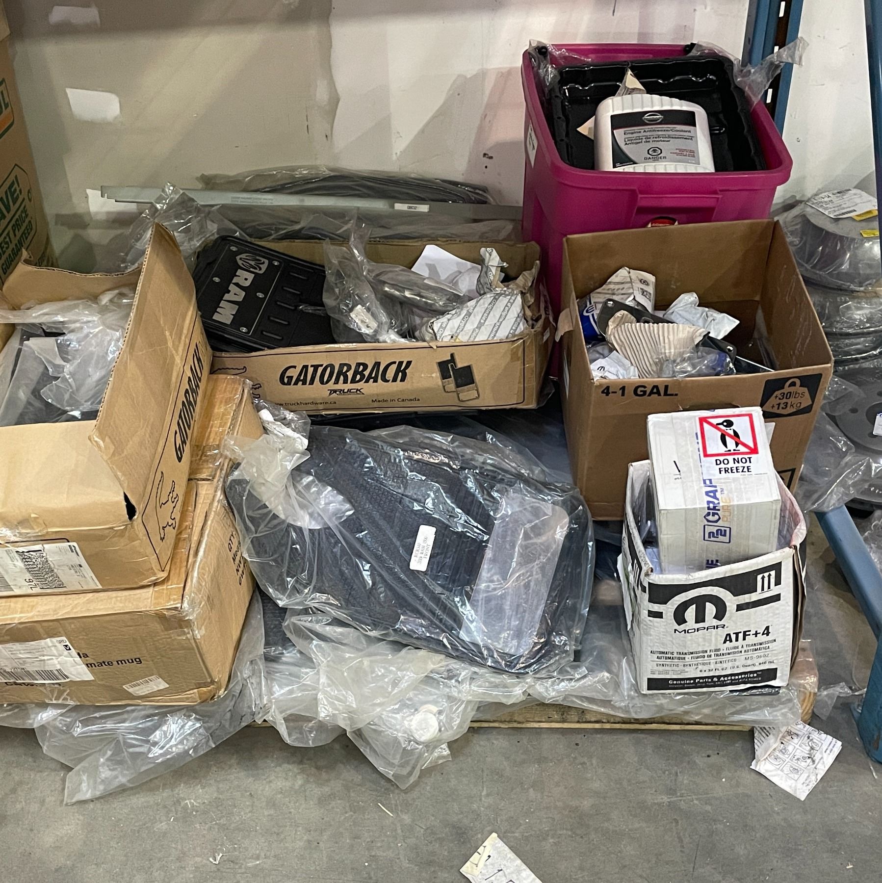 Pallet lot of assorted car-related items - includes Ram Razorback Mud ...