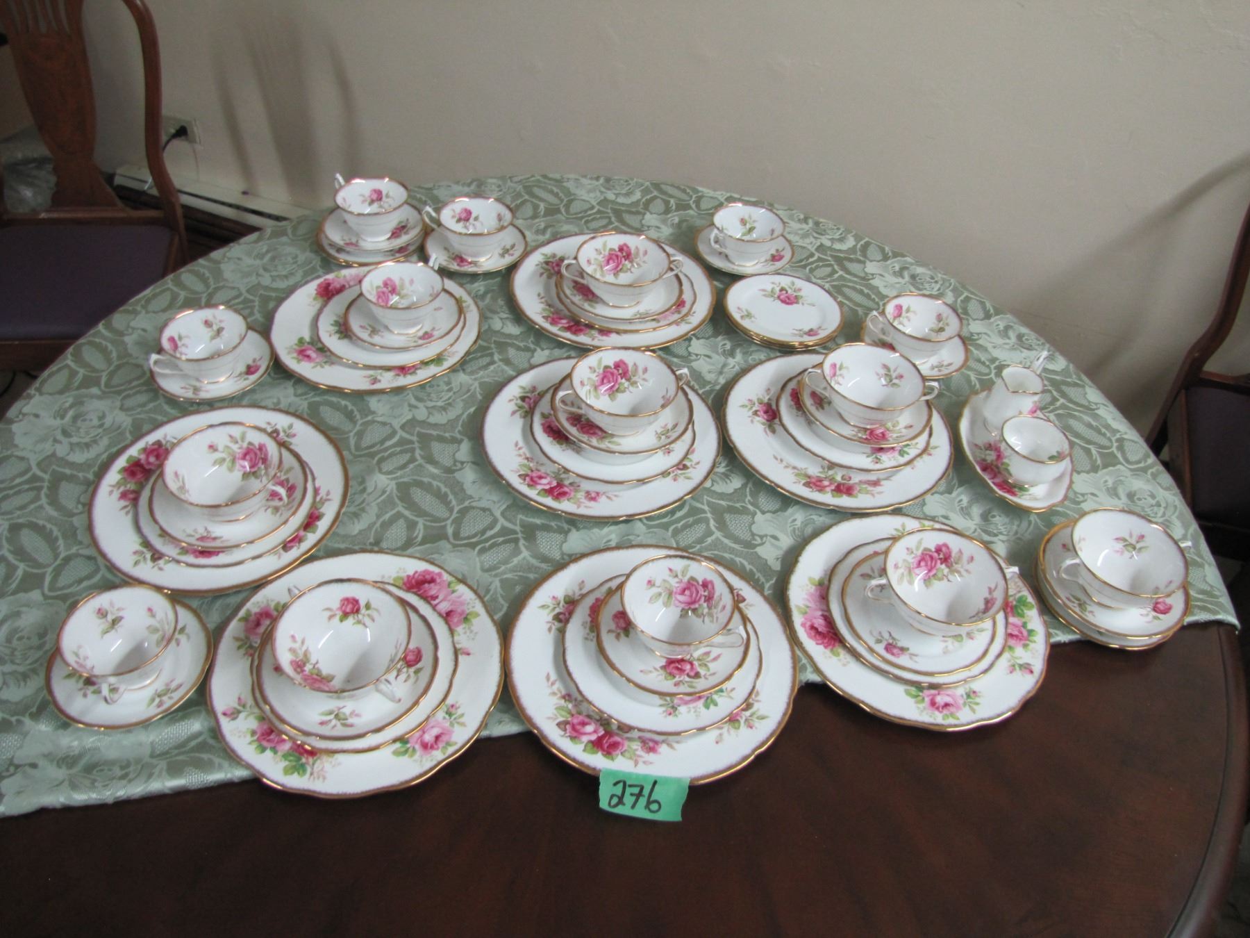 Collingwood Bone China dinnerware setting comes with Royal Albert ...