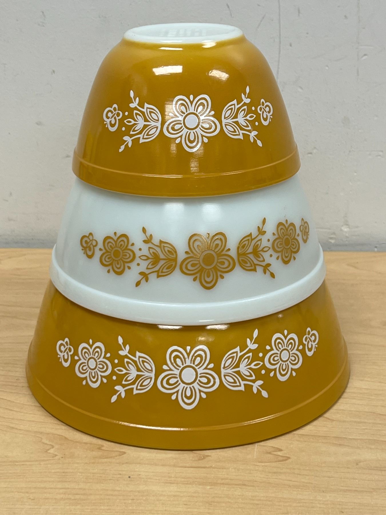 3 Pyrex Gold Butterfly Nesting Mixing Bowls - largest 2.5 Qt.