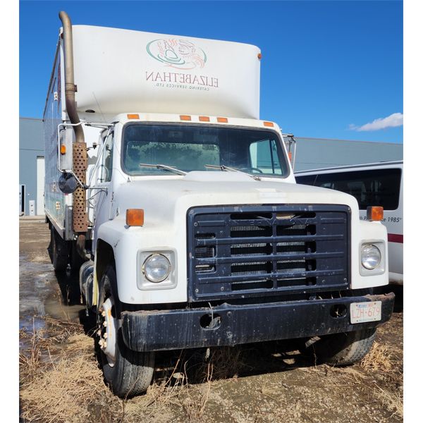 1985 NAVISTAR INTERNATIONAL 1754 - 5 TON TRUCK WITH BOX