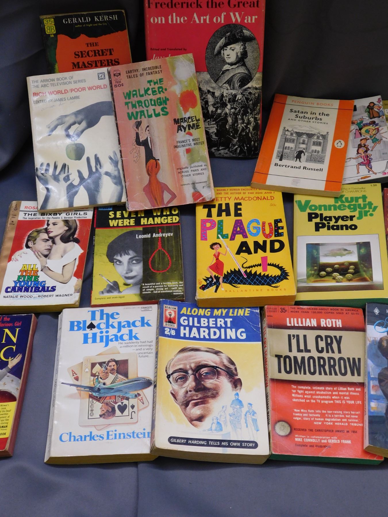 Lot of vintage Pocket Books Pulp Fiction, Romance, Etc