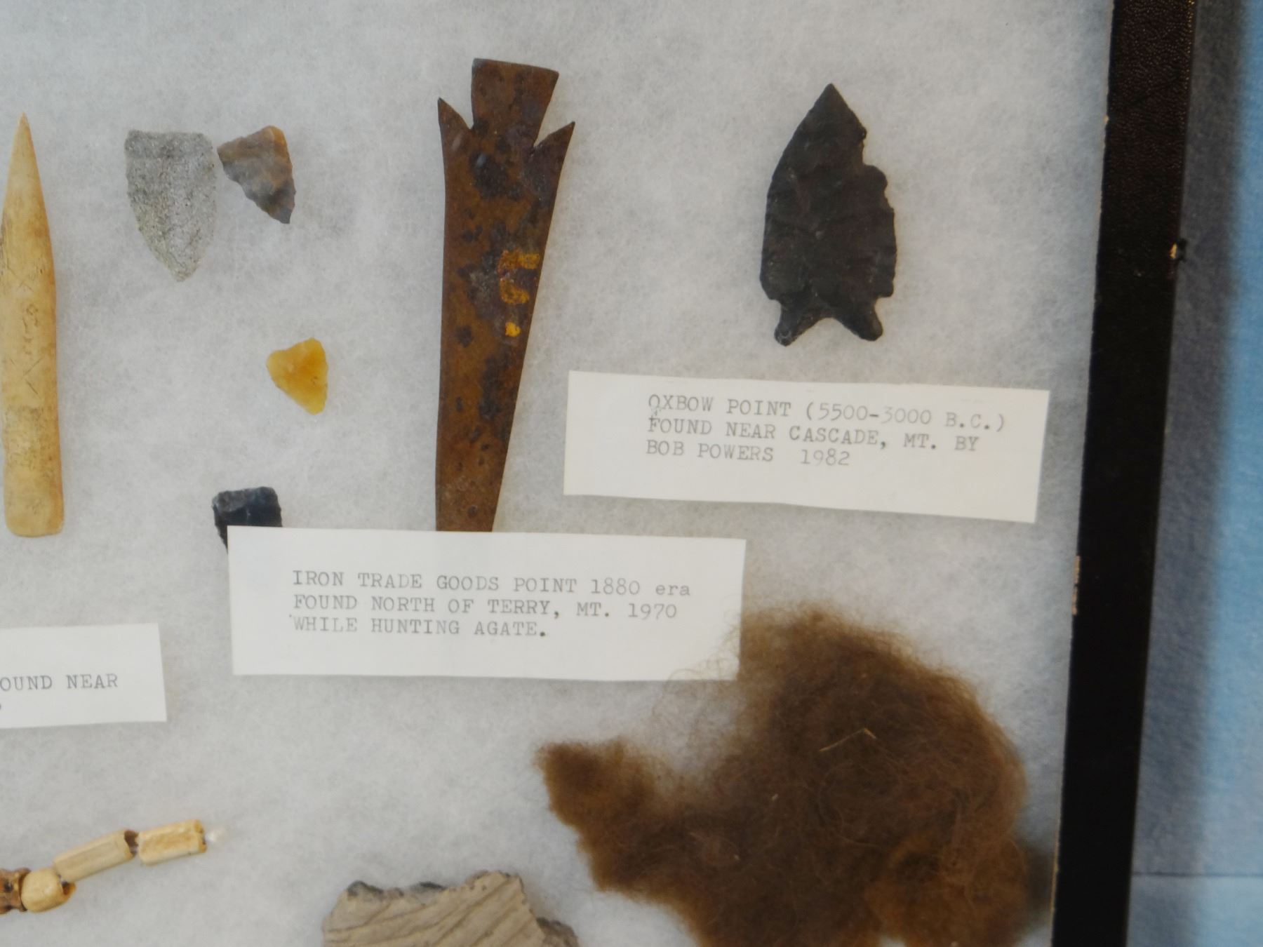 Native American Artifact Case: 27 pieces including Ox Bow point, ca ...