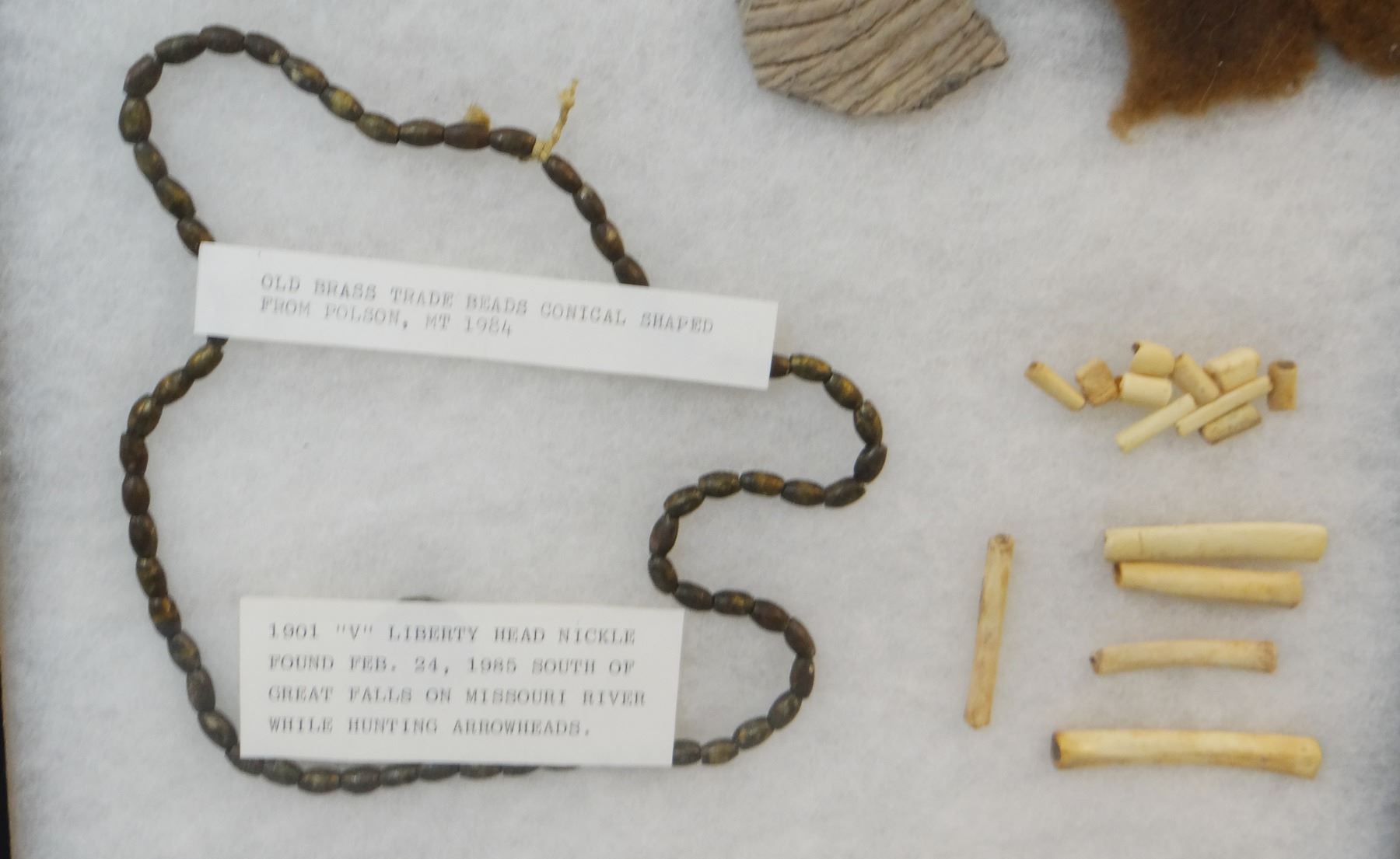 Native American Artifact Case: 27 pieces including Ox Bow point, ca ...