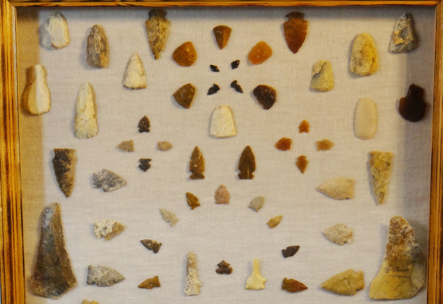 Indian Artifact Frame: 84 pcs., arrowheads, scrapers, Dago Hill site ...