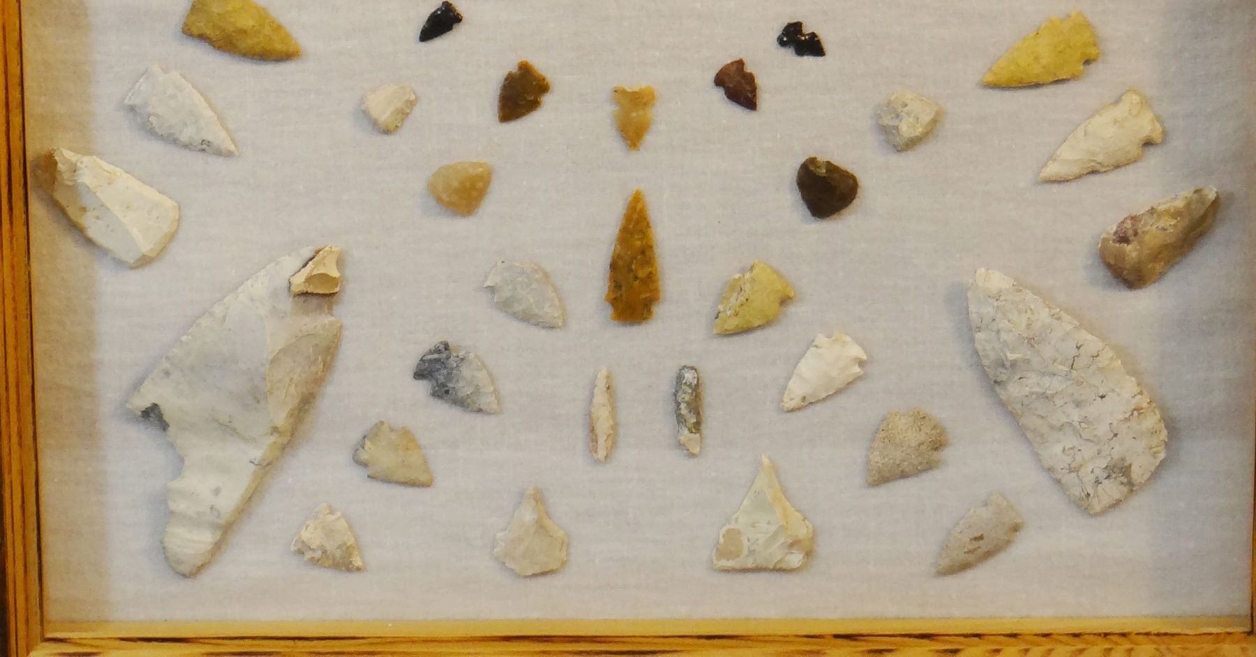 Indian Artifact Frame: 84 pcs., arrowheads, scrapers, Dago Hill site ...