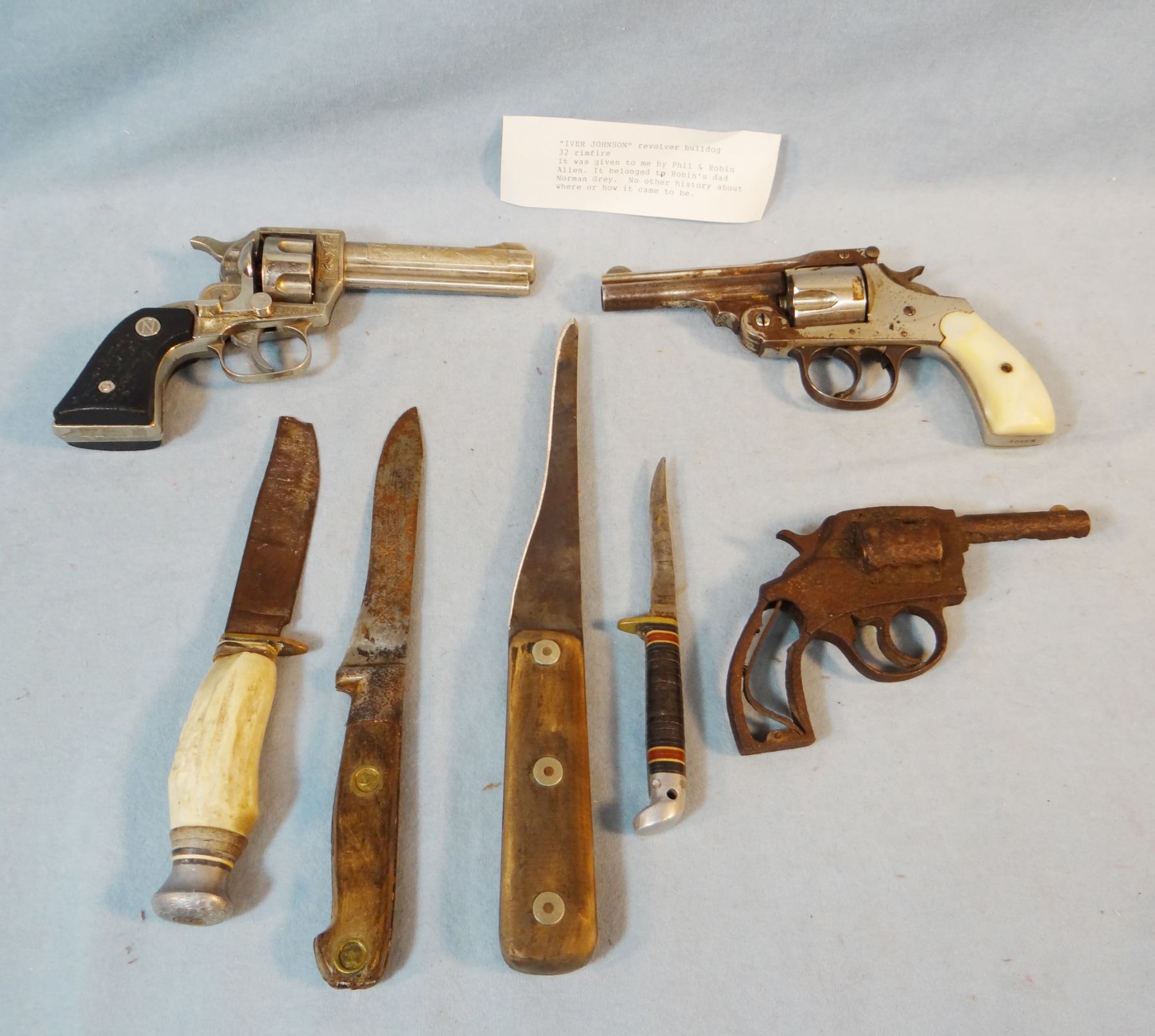 7 pcs: (4) vintage knives, Iver Johnson Bull Dog pistol .32 cal., parts ...