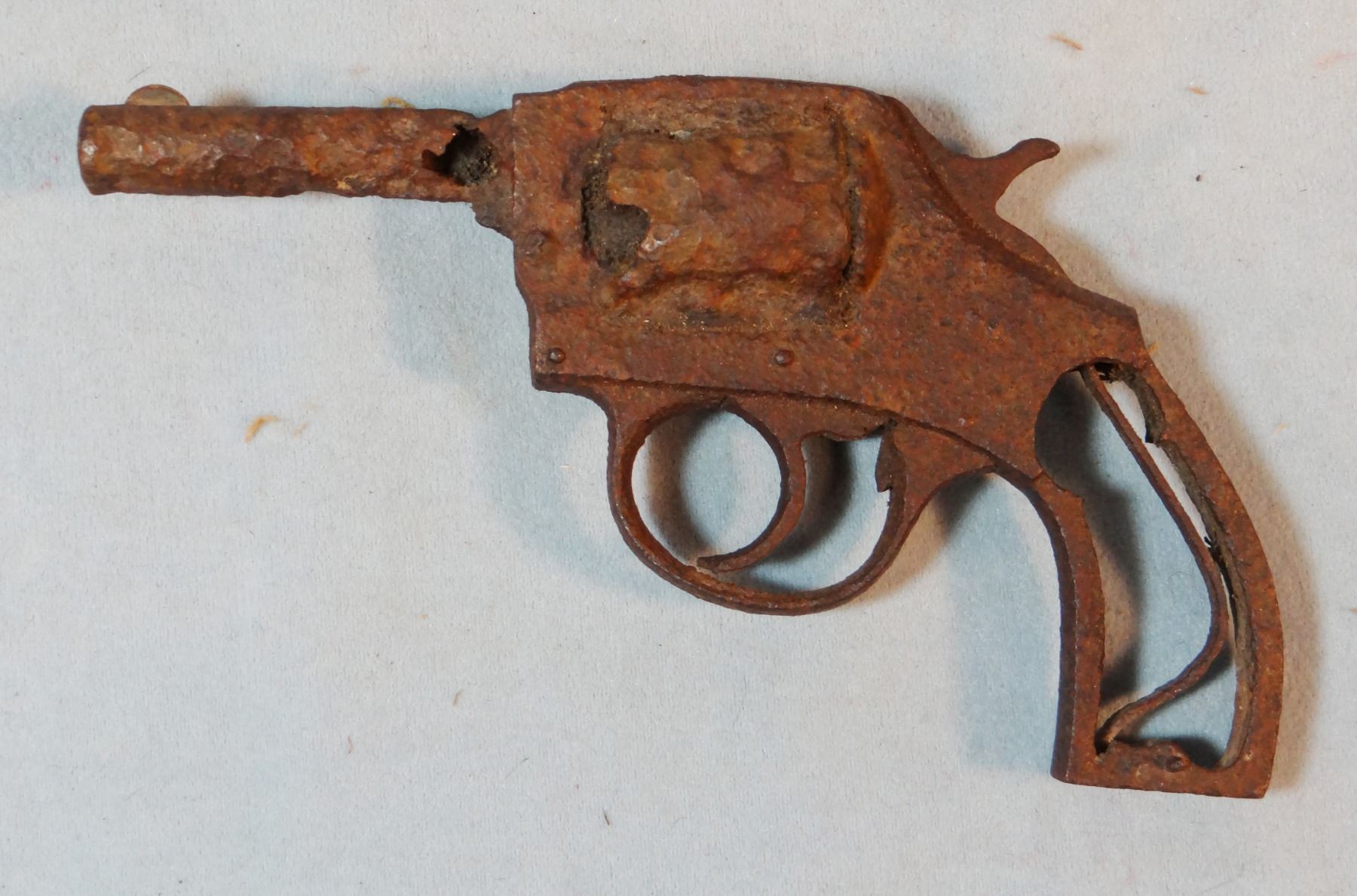 7 pcs: (4) vintage knives, Iver Johnson Bull Dog pistol .32 cal., parts ...