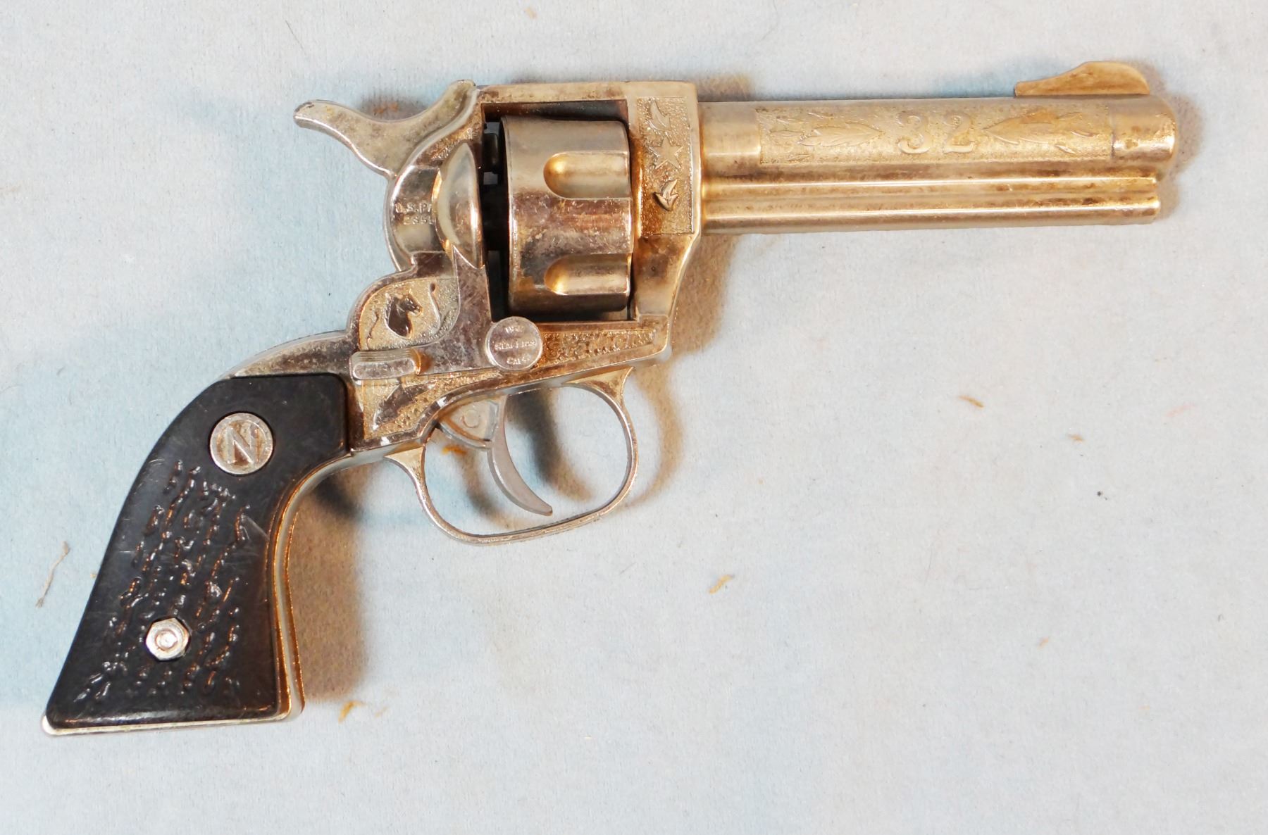 7 pcs: (4) vintage knives, Iver Johnson Bull Dog pistol .32 cal., parts ...