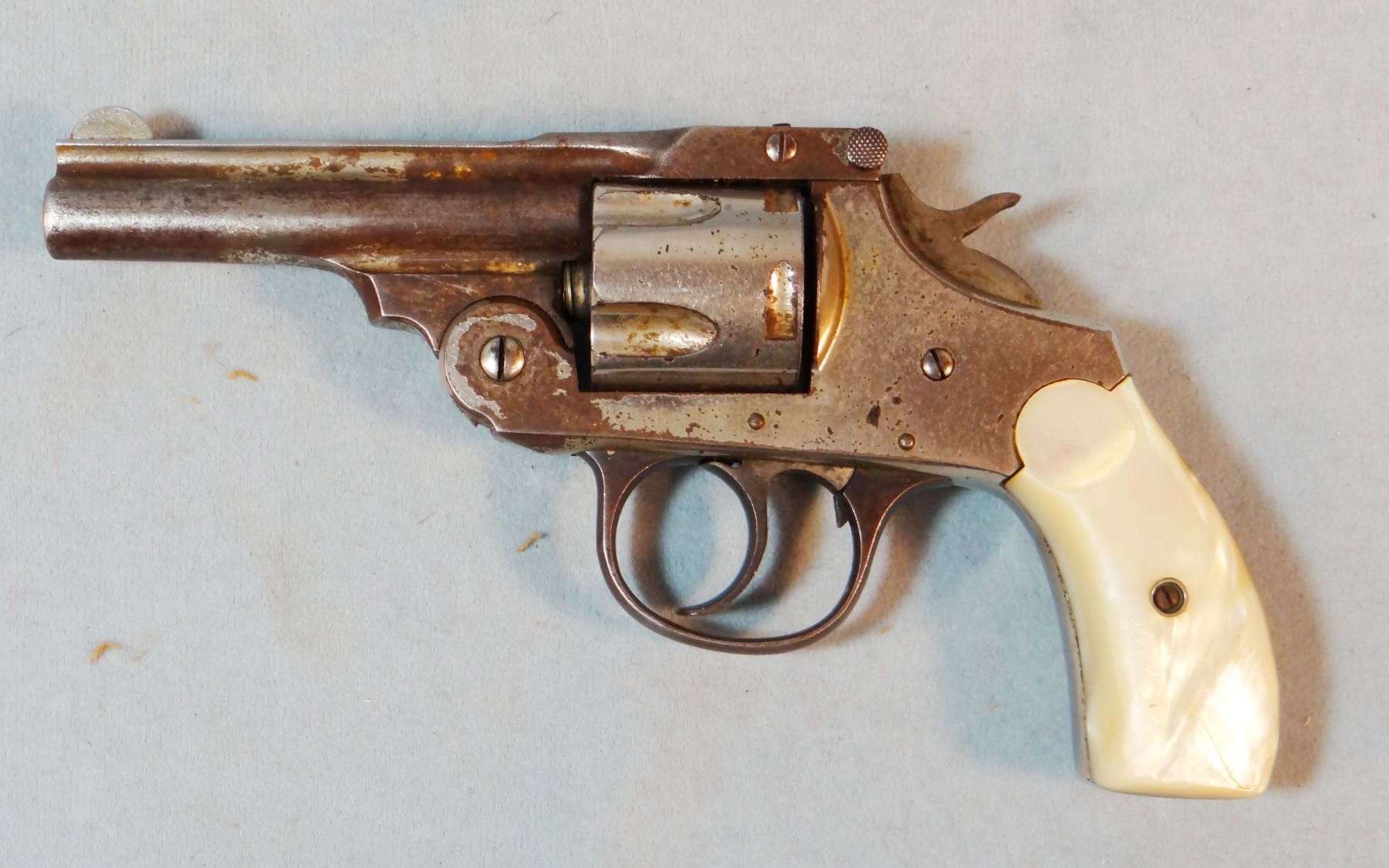 7 pcs: (4) vintage knives, Iver Johnson Bull Dog pistol .32 cal., parts ...