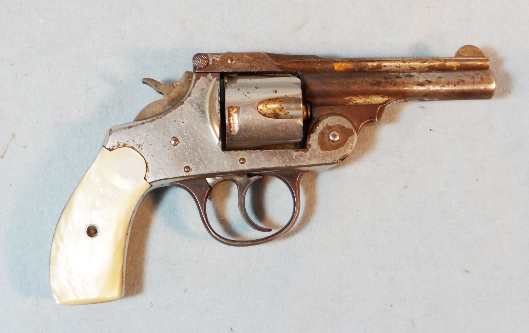 7 pcs: (4) vintage knives, Iver Johnson Bull Dog pistol .32 cal., parts ...