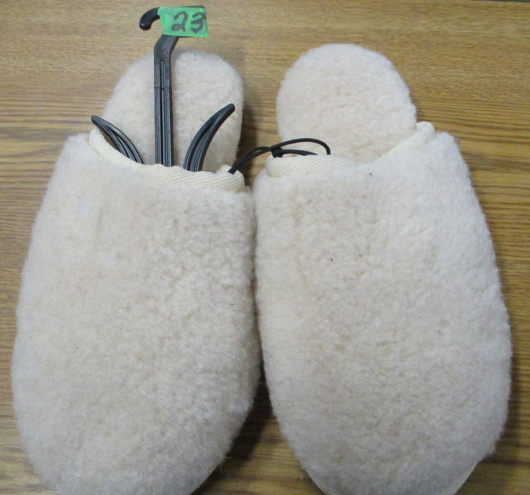 NEW: CREAM COLOR SLIPPERS (SIZE 7)