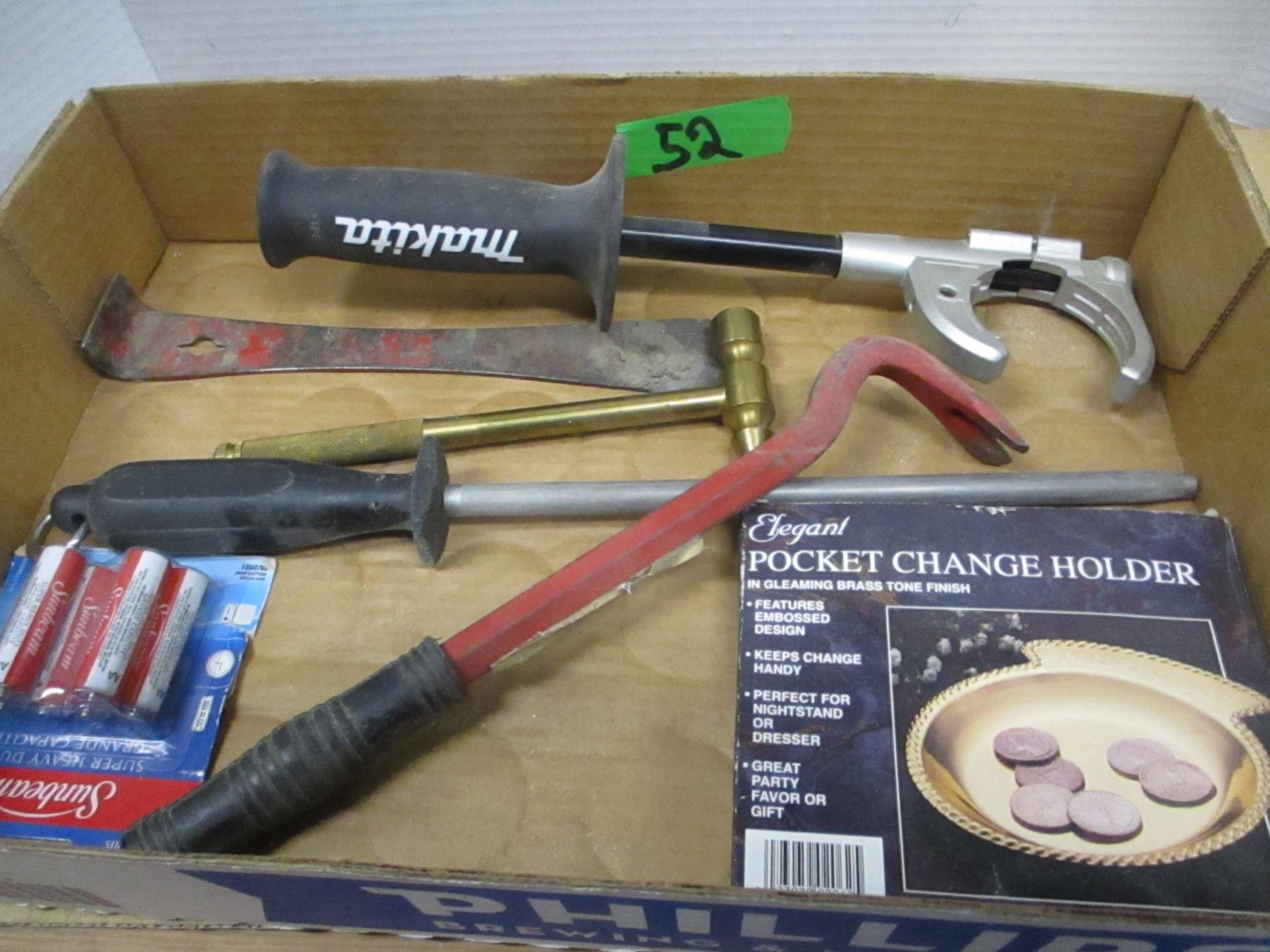 ESTATE: FLAT C/W ASSORTED TOOLS