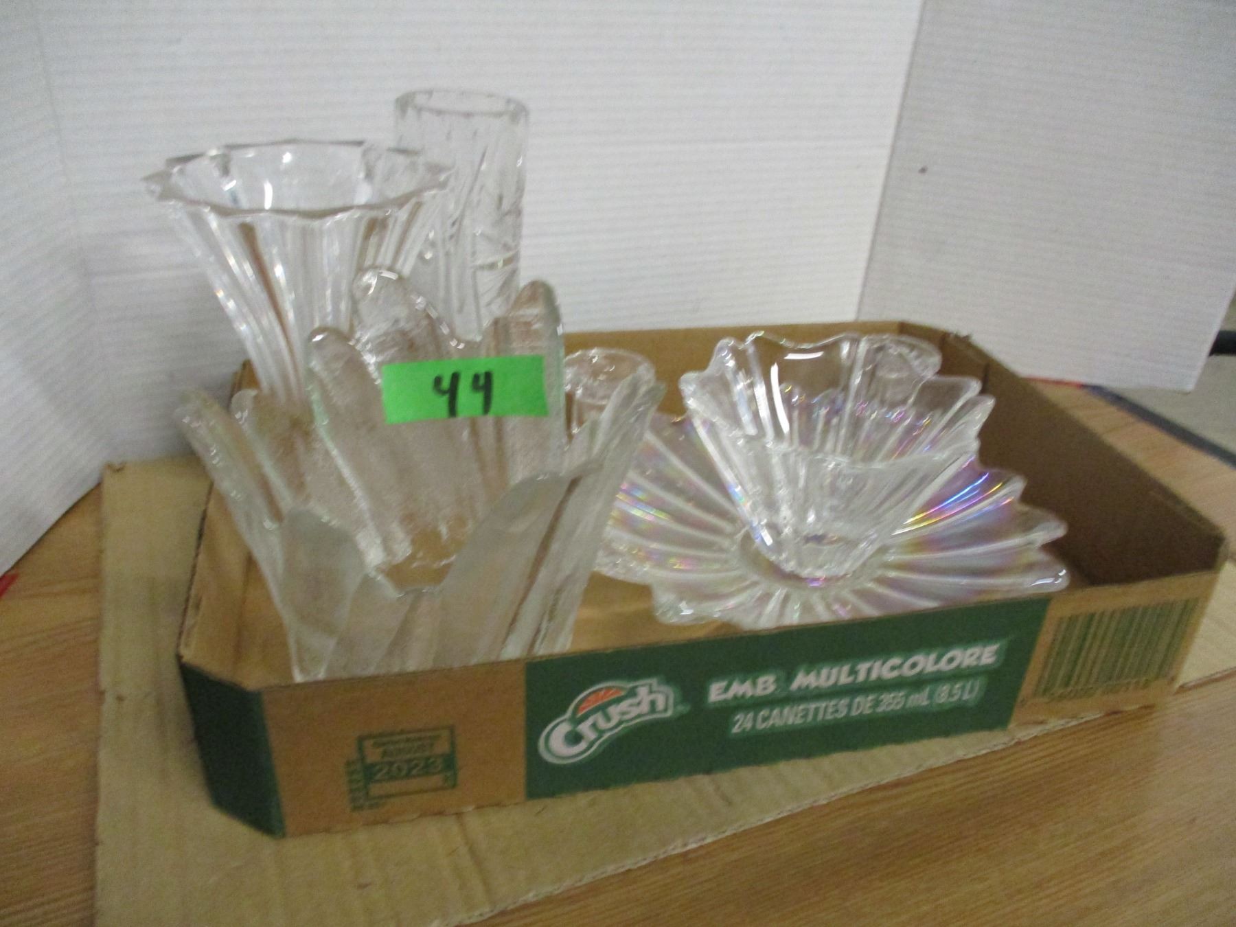 ESTATE: FLAT C/W ASSORTED DISHWARE