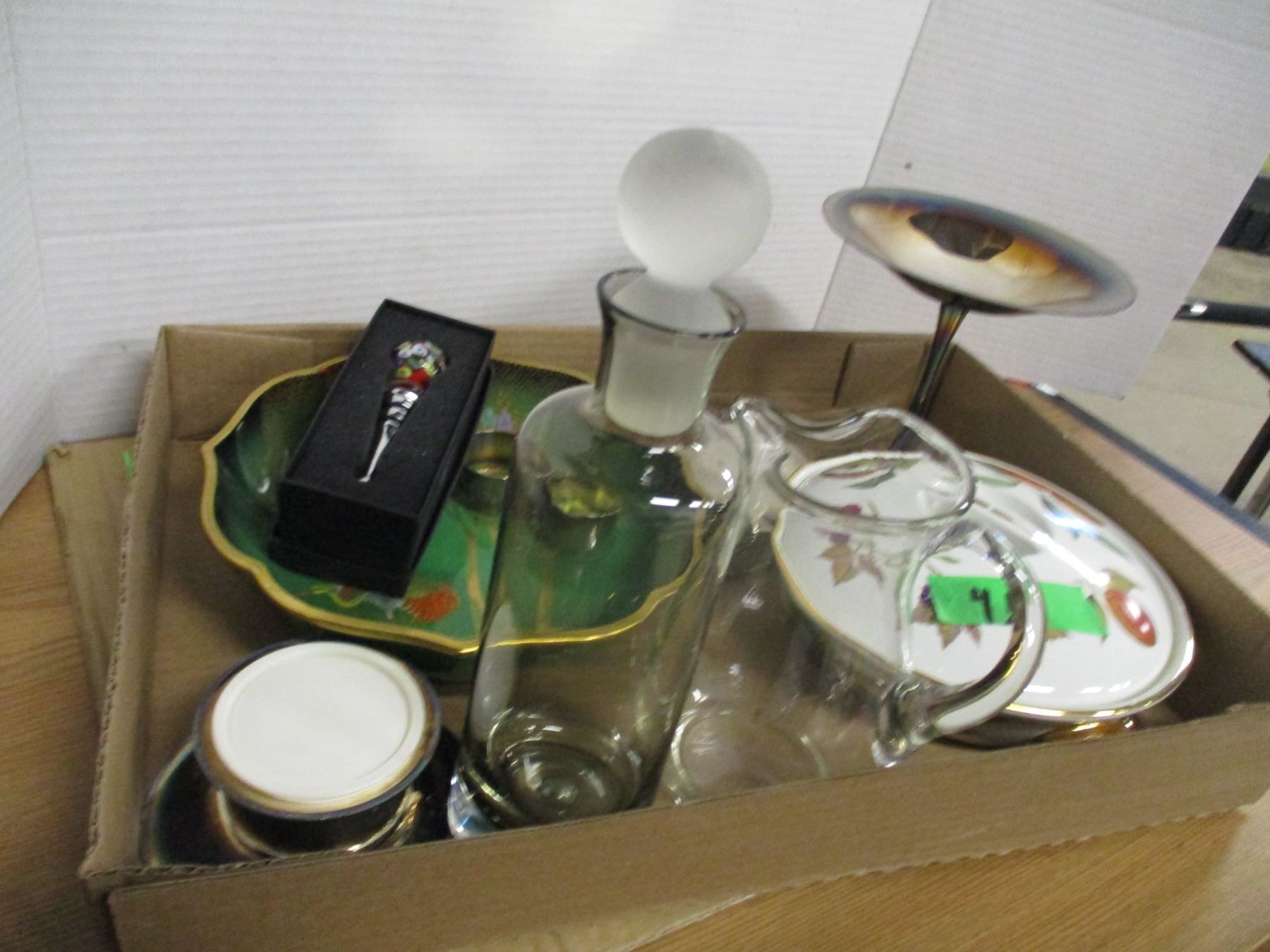 ESTATE: FLAT C/W ASSORTED DISHWARE
