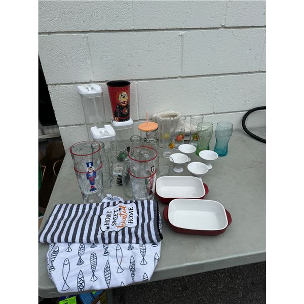 Assorted kitchen items