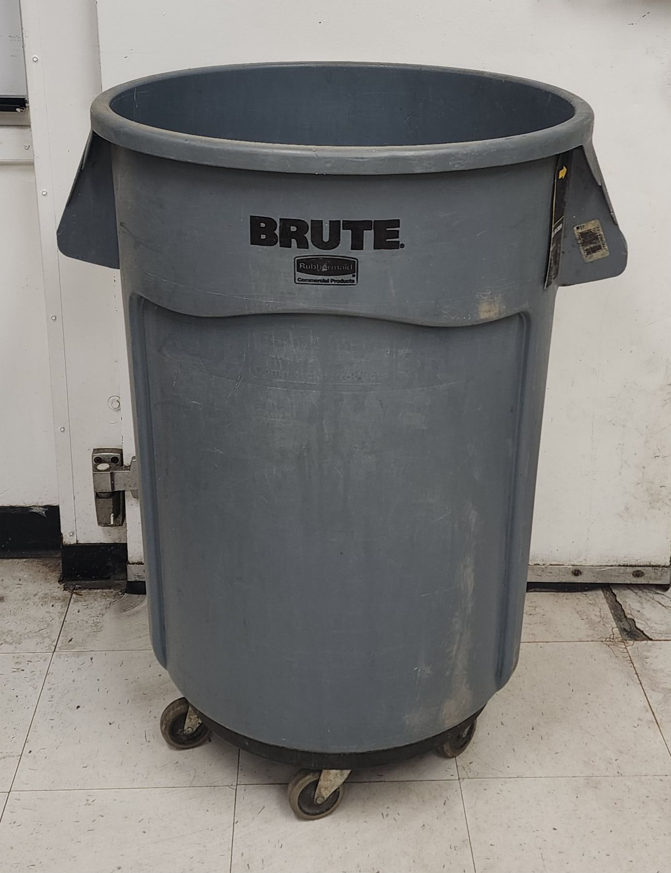 BRUTE HEAVY DUTY ROLLING GARBAGE CAN