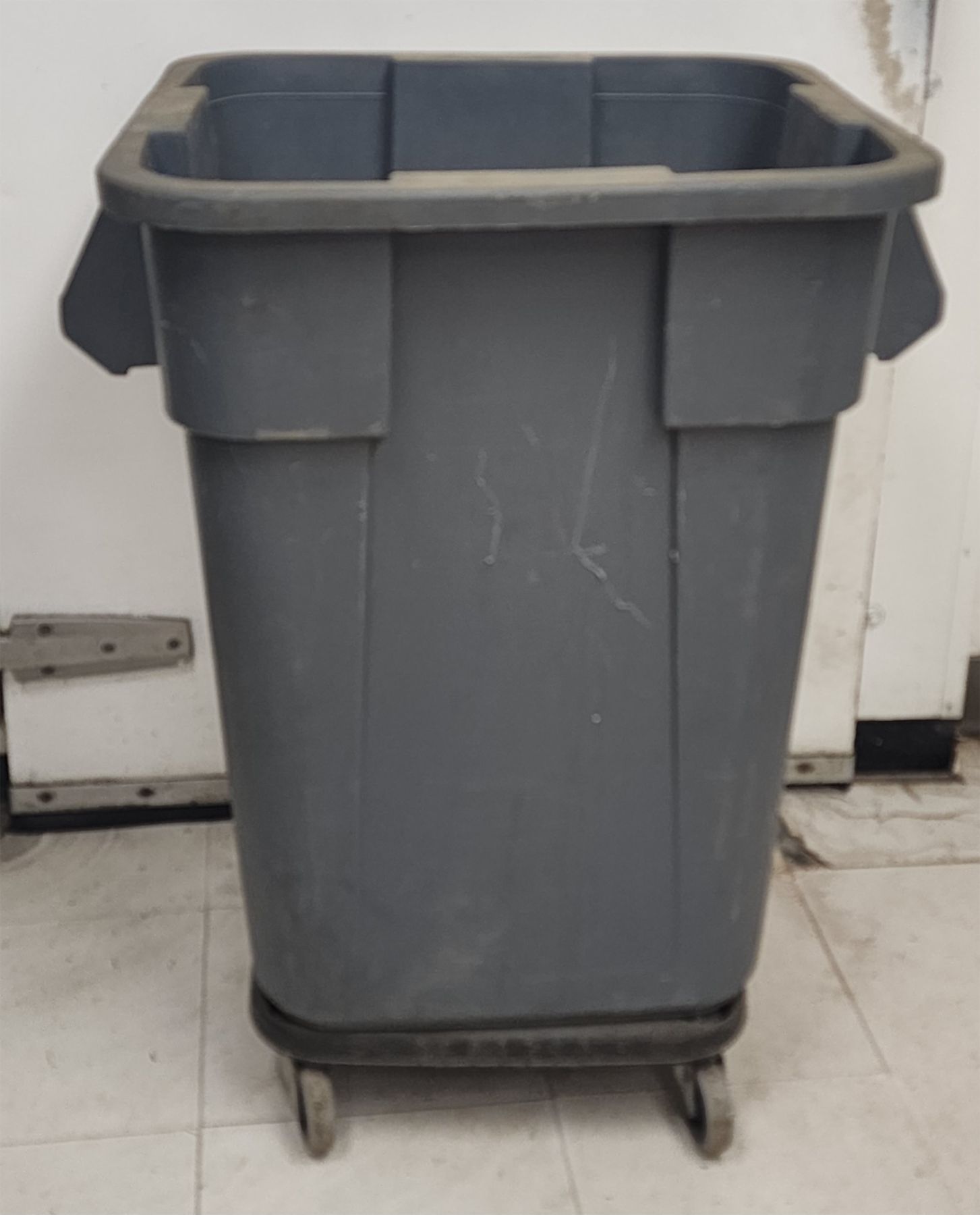 RUBBERMAID ROLLING GARBAGE CAN W/ SPOUT