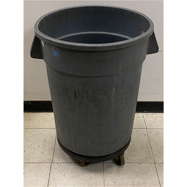 RUBBERMAID BRUTE ROLLING TRASH CAN