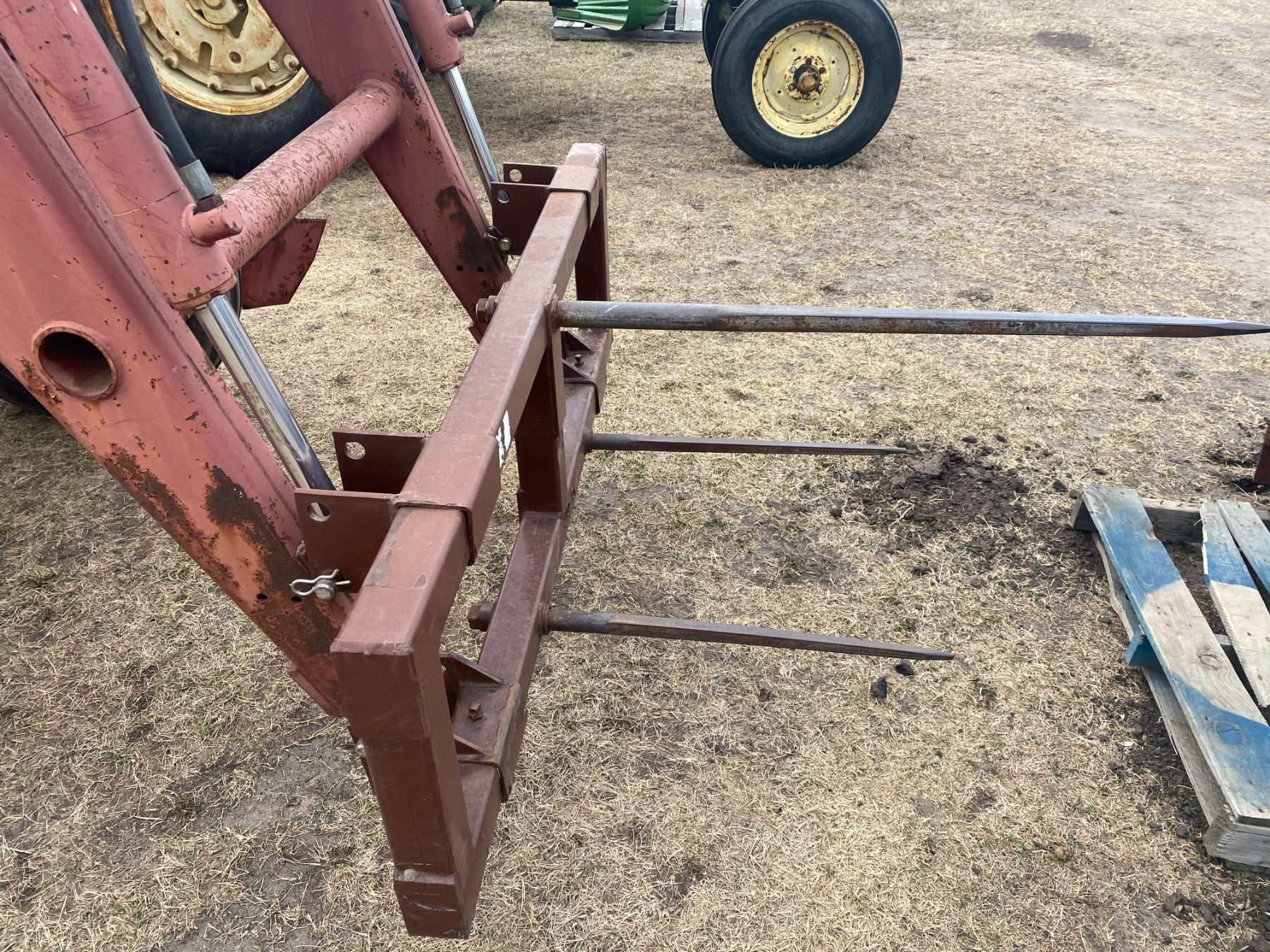 Case IH 885, 2 WD diesel tractor, CAB, showing 3587 hrs c/w 2255 loader c/w bucket & 3 prong bale fo