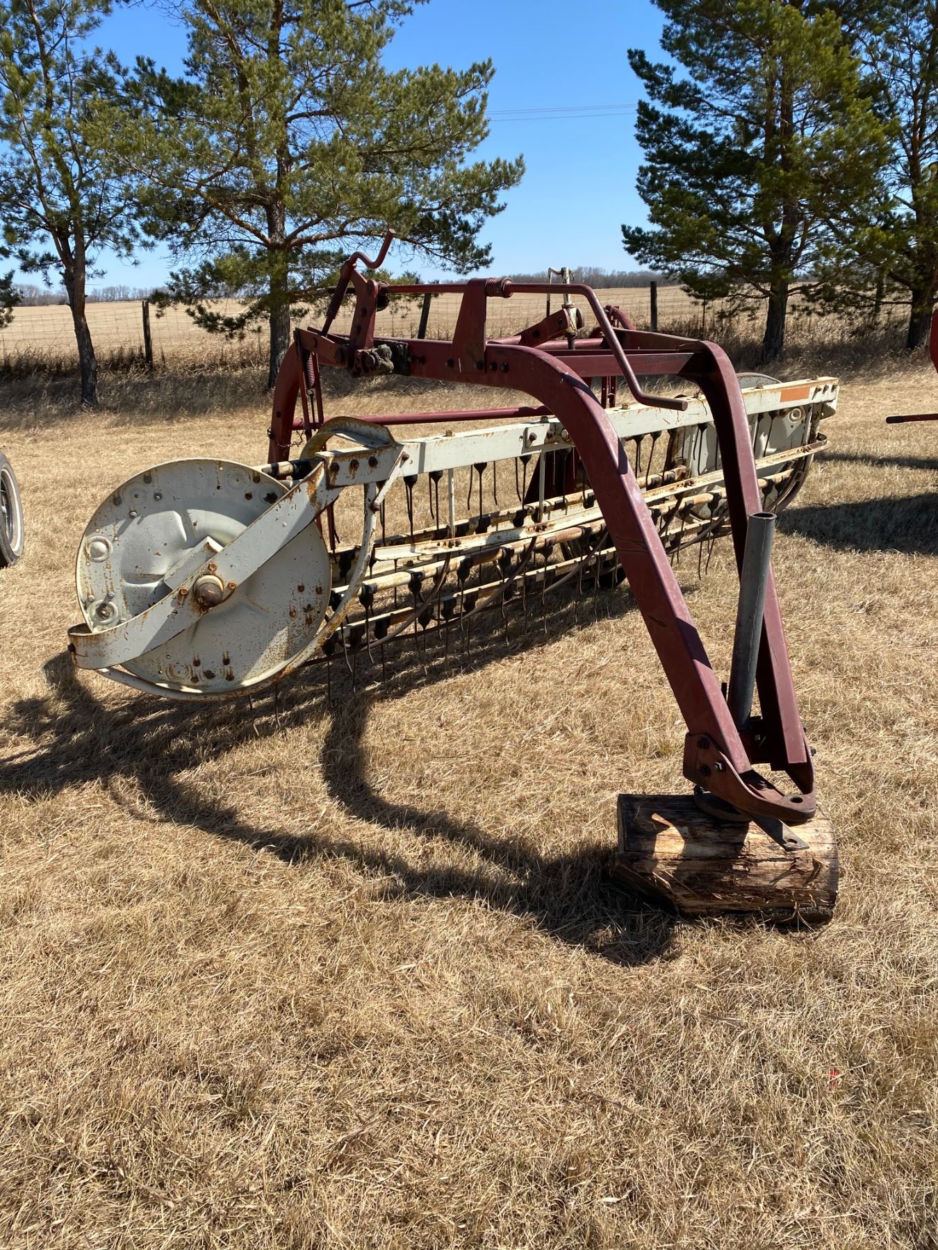 IH 16, 5 bar rake, new tires