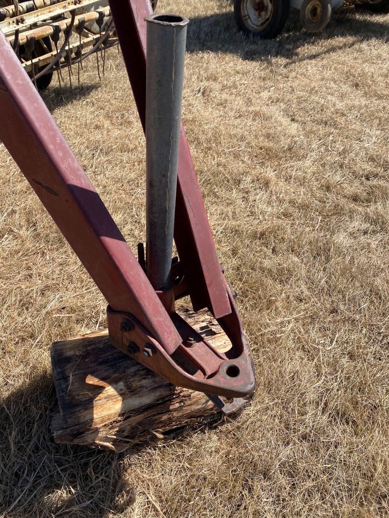 IH 16, 5 bar rake, new tires