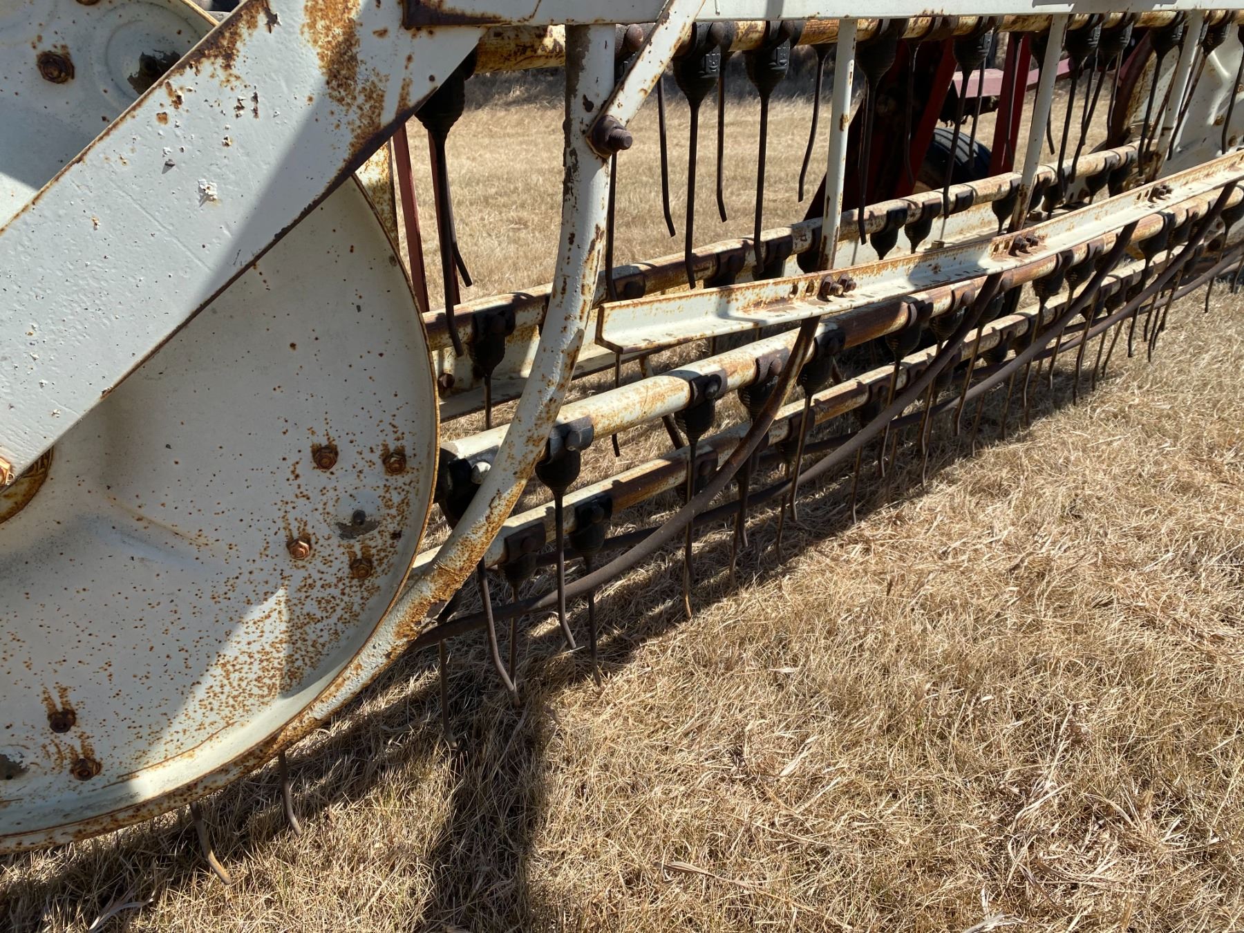 IH 16, 5 bar rake, new tires