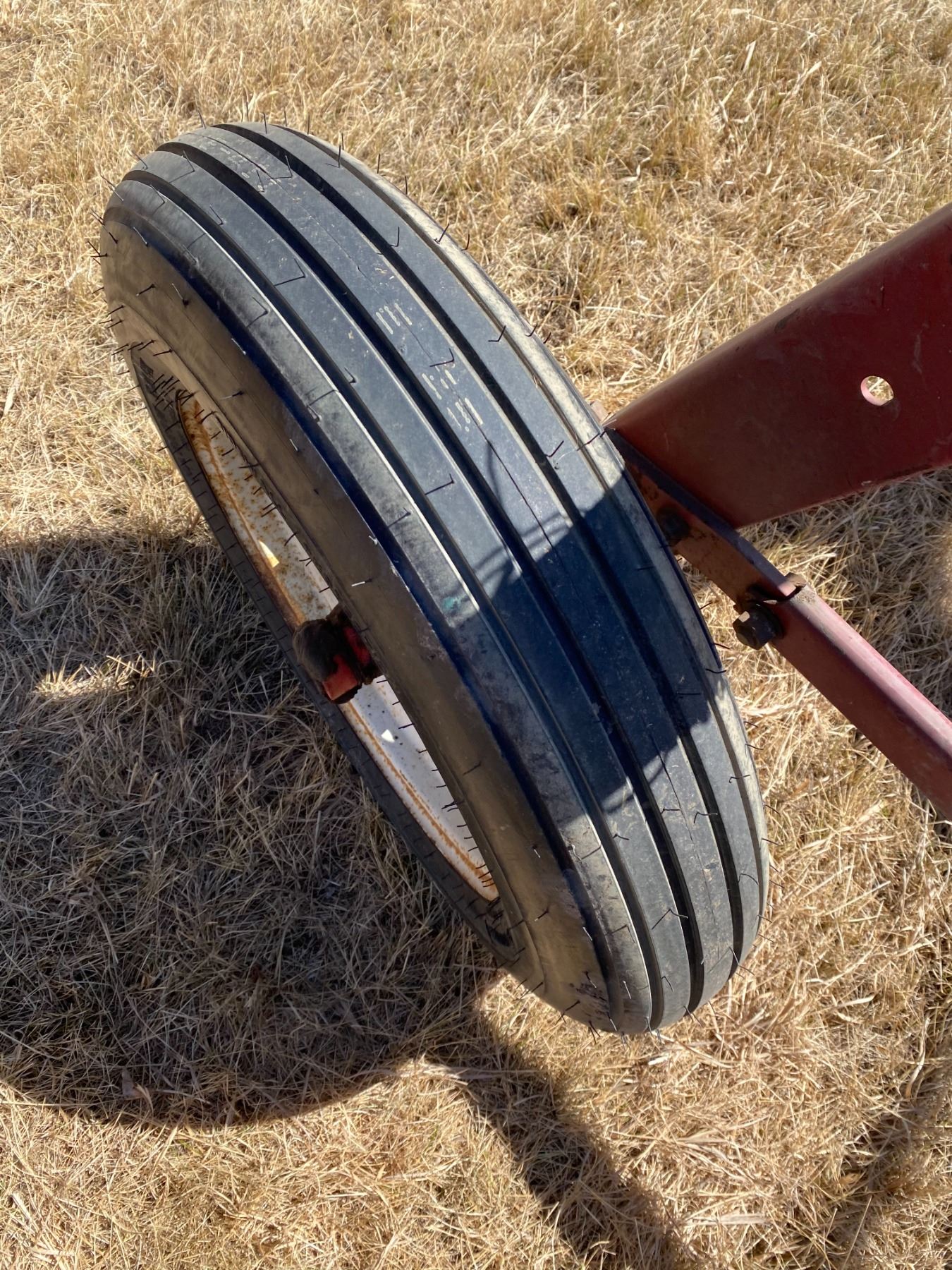 IH 16, 5 bar rake, new tires