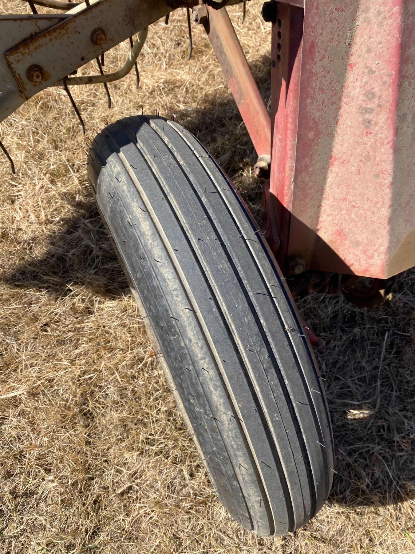 IH 16, 5 bar rake, new tires