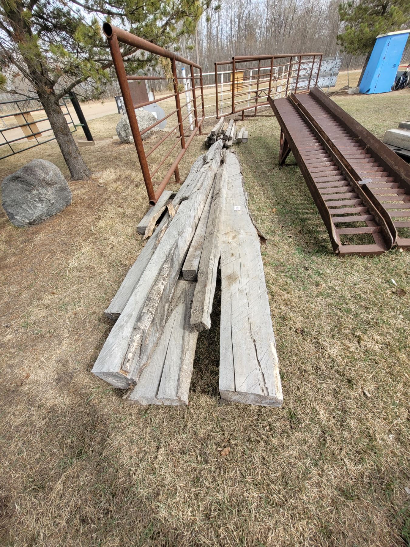 2 pallets of 4X4's & thick poplar slabs