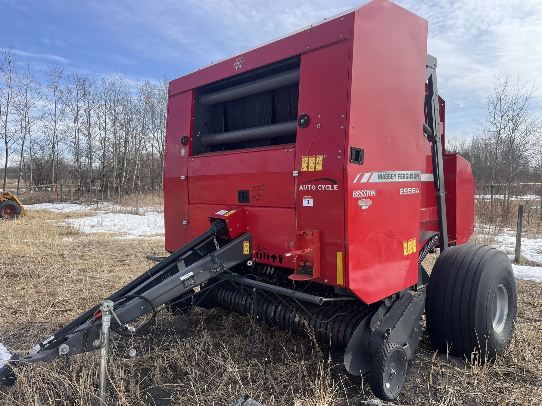 2015 Massey Baler 2956A, Auto cycle, new slip clutch, wind guard, 530 ...