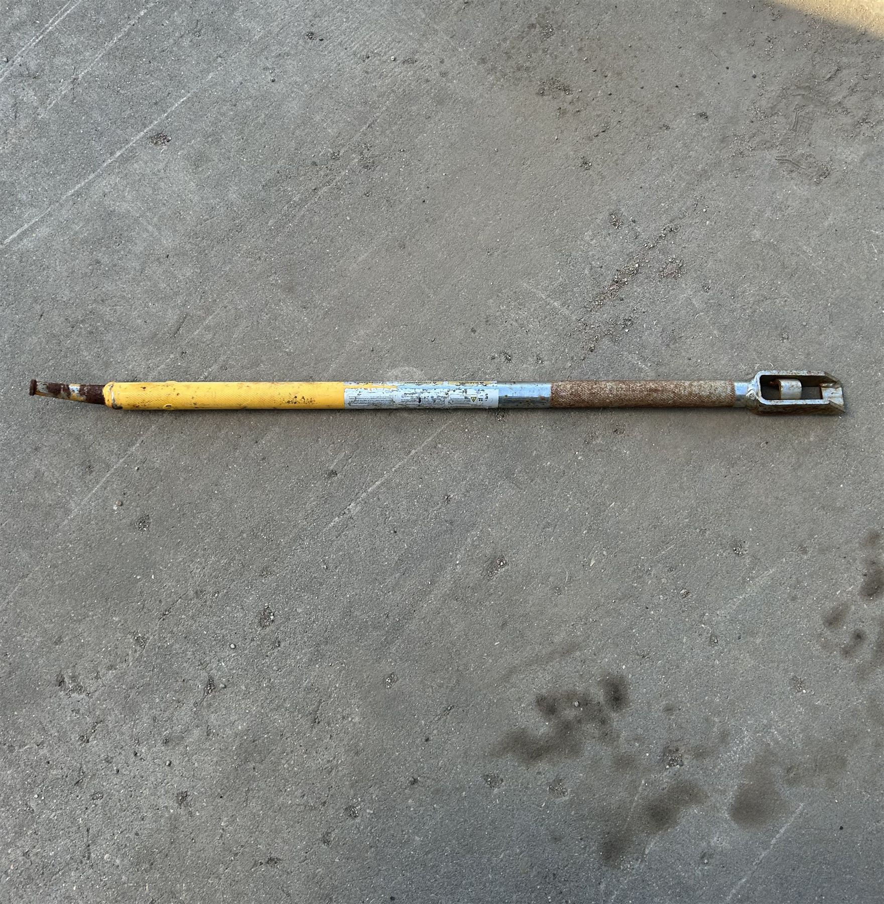 Bar for tightening tie straps