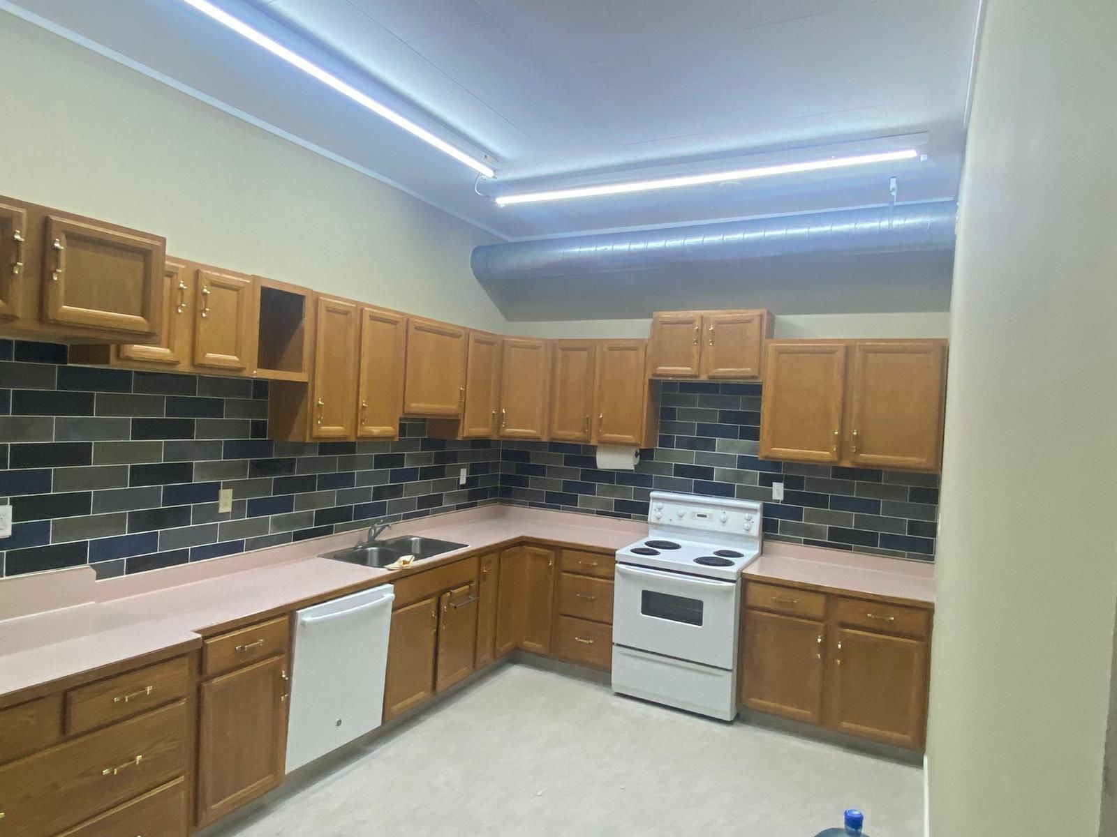0.45 ACRE LAND & COMMERCIAL BUILDING 9303 SQ FT **NO BUYER FEE**