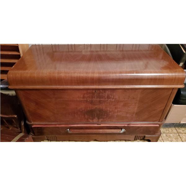 Antique Cedar Lined Blanket Box / Hope Chest 36x21x12 - Beck Auctions Inc. Antique Cedar Lined Blanket Box / Hope Chest 36x21x12 - Beck Auctions Inc.