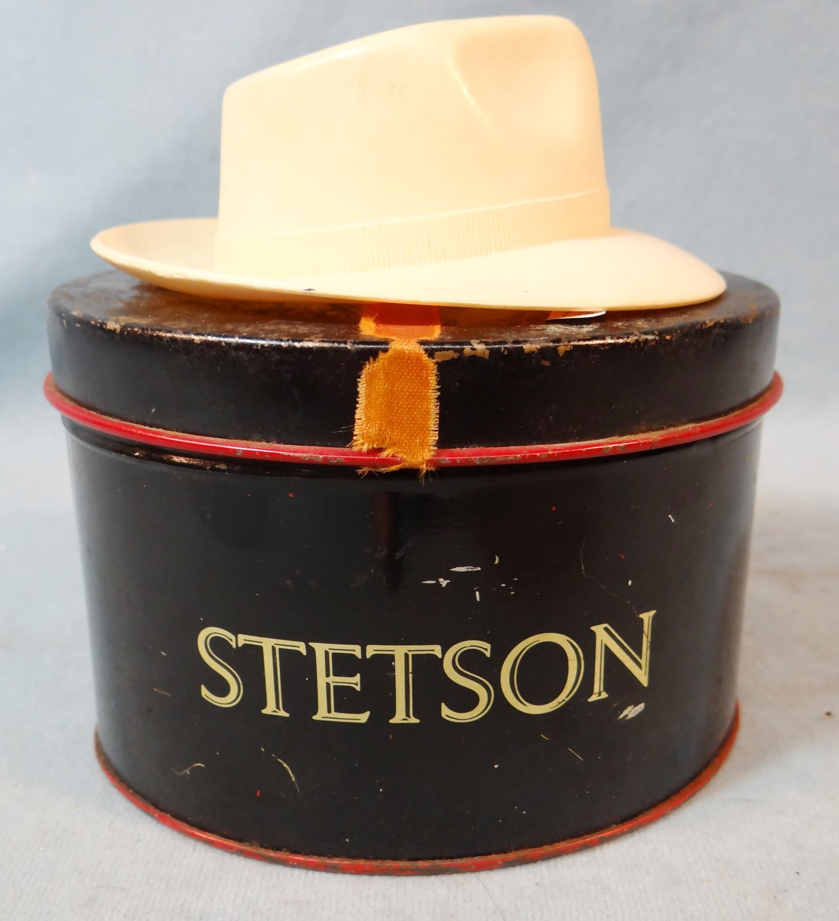 Salesman sample Stetson hat in tin hat box, hat is 4"