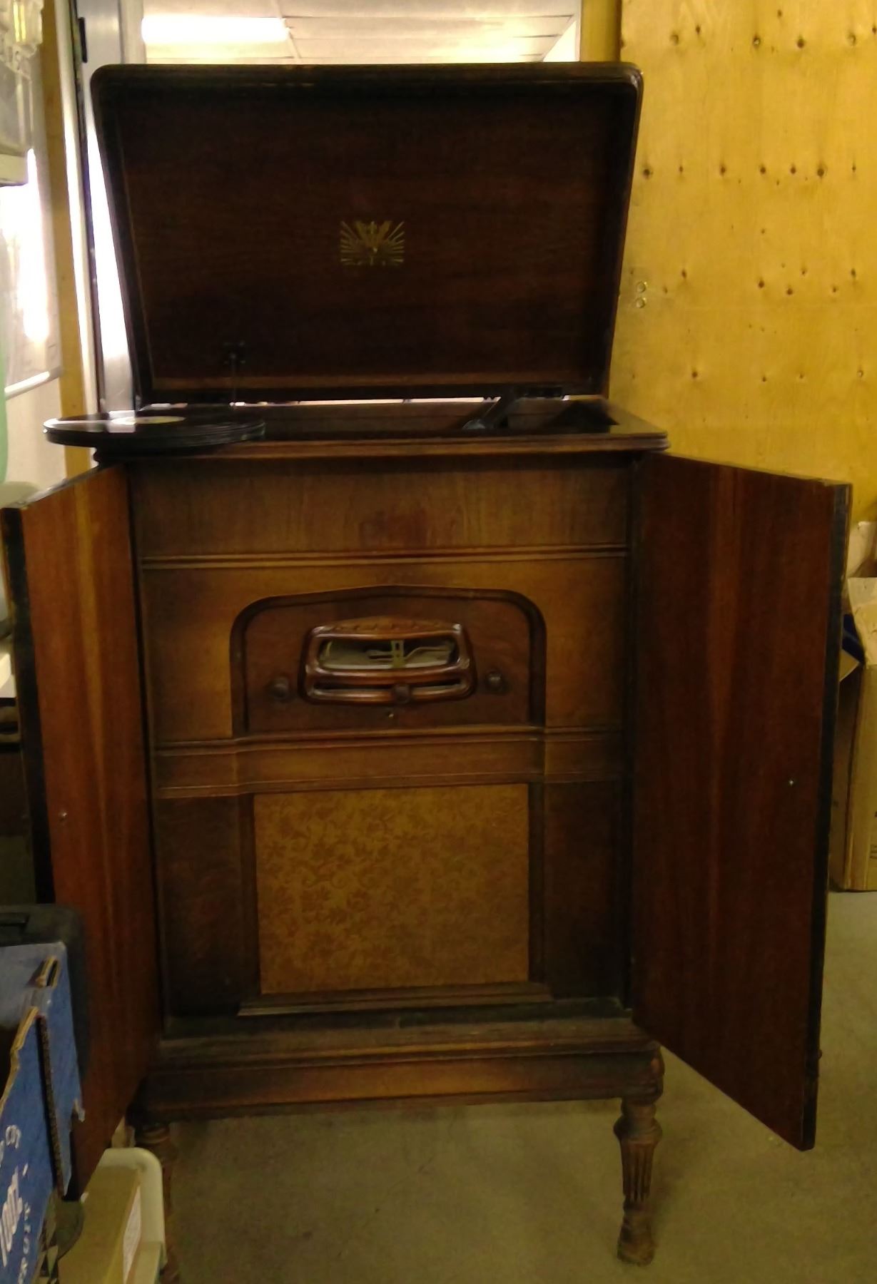 rca Electrola tube radio & phonograph console with doors - Schmalz Auctions