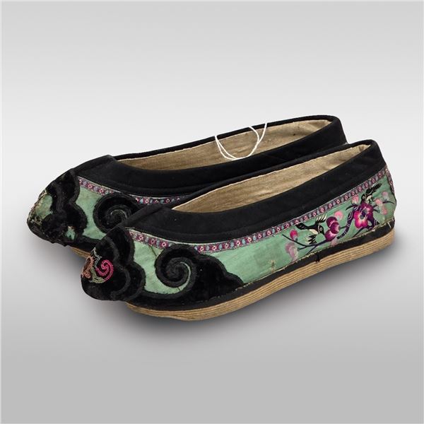 Antique Chinese Silk Shoes Qing Dynasty, Silk Embroidered Shoes