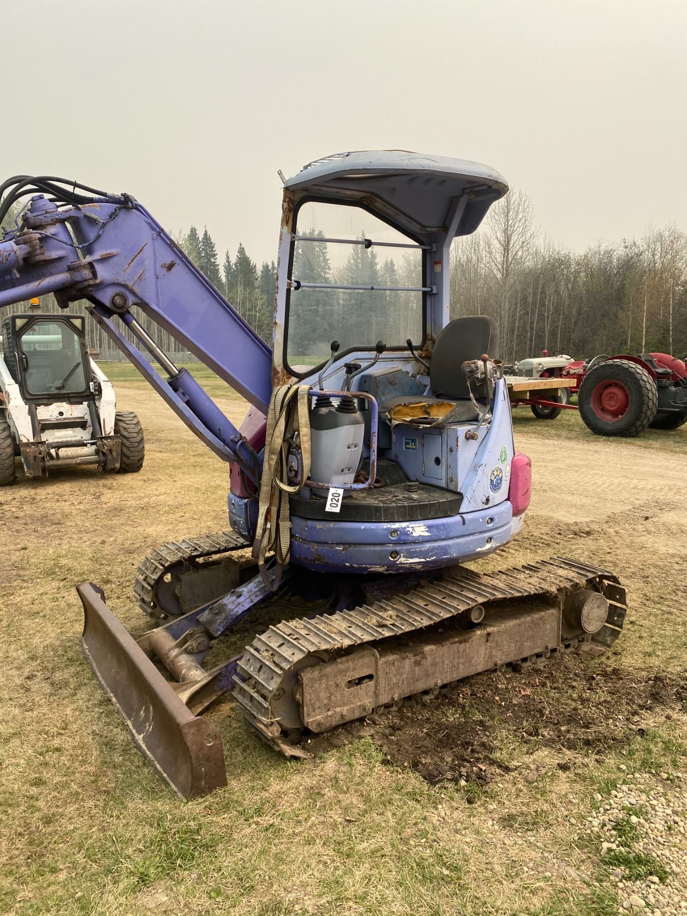 Komatsu 38 Trackhoe, Blade & Steel Tracks, 4549 hrs. Extra Bucket sells ...