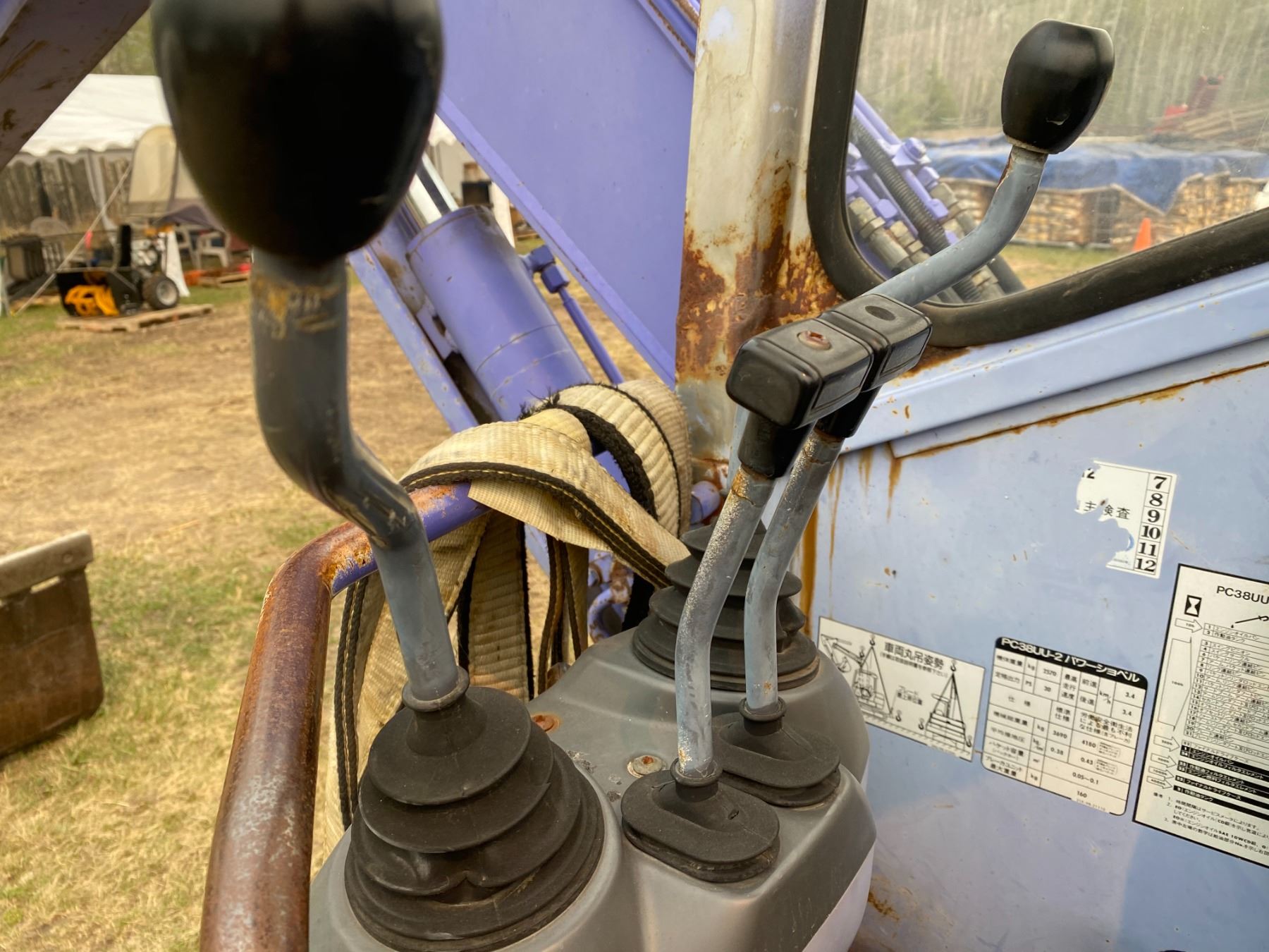 Komatsu 38 Trackhoe, Blade & Steel Tracks, 4549 hrs. Extra Bucket sells ...