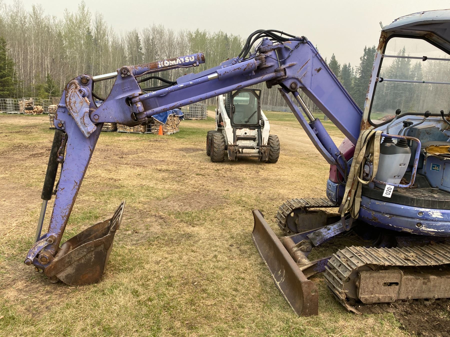 Komatsu 38 Trackhoe, Blade & Steel Tracks, 4549 hrs. Extra Bucket sells ...