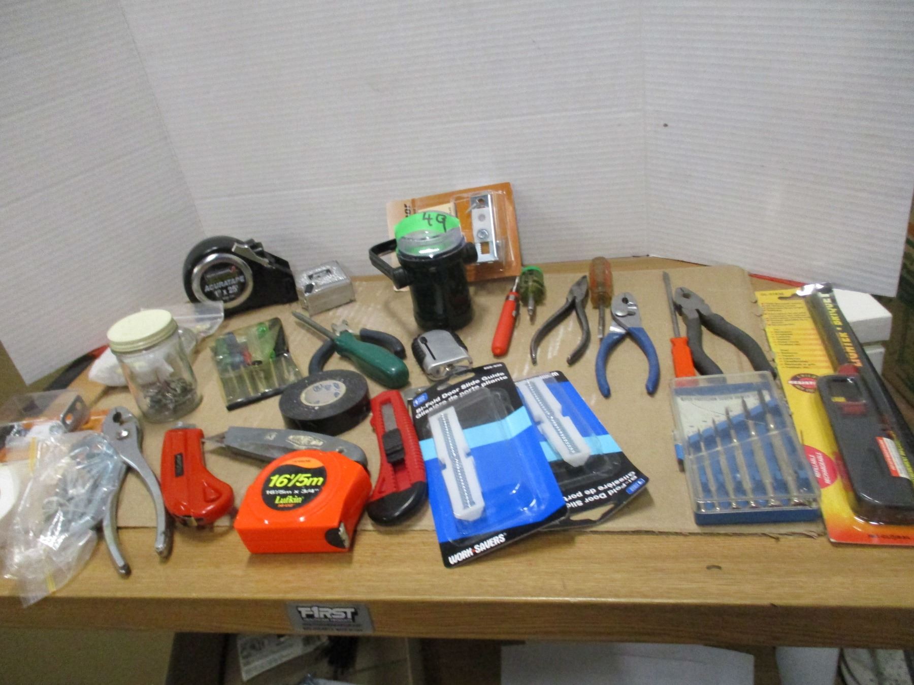 ESTATE: BOX C/W ASSORTED TOOLS & ACCESSORIES