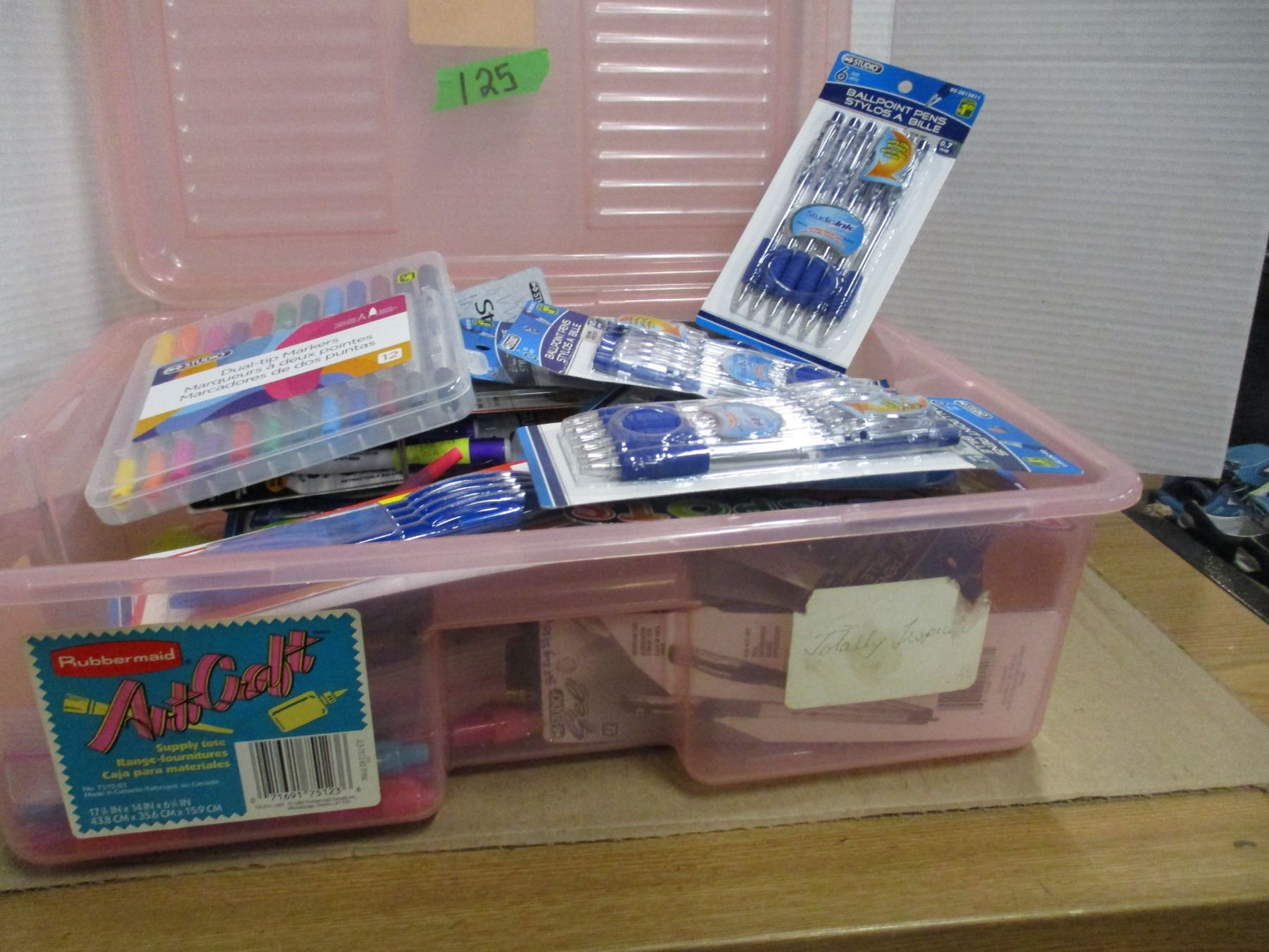 ESTATE: PLASTIC TRAY C/W ASSORTED PENS & MARKERS