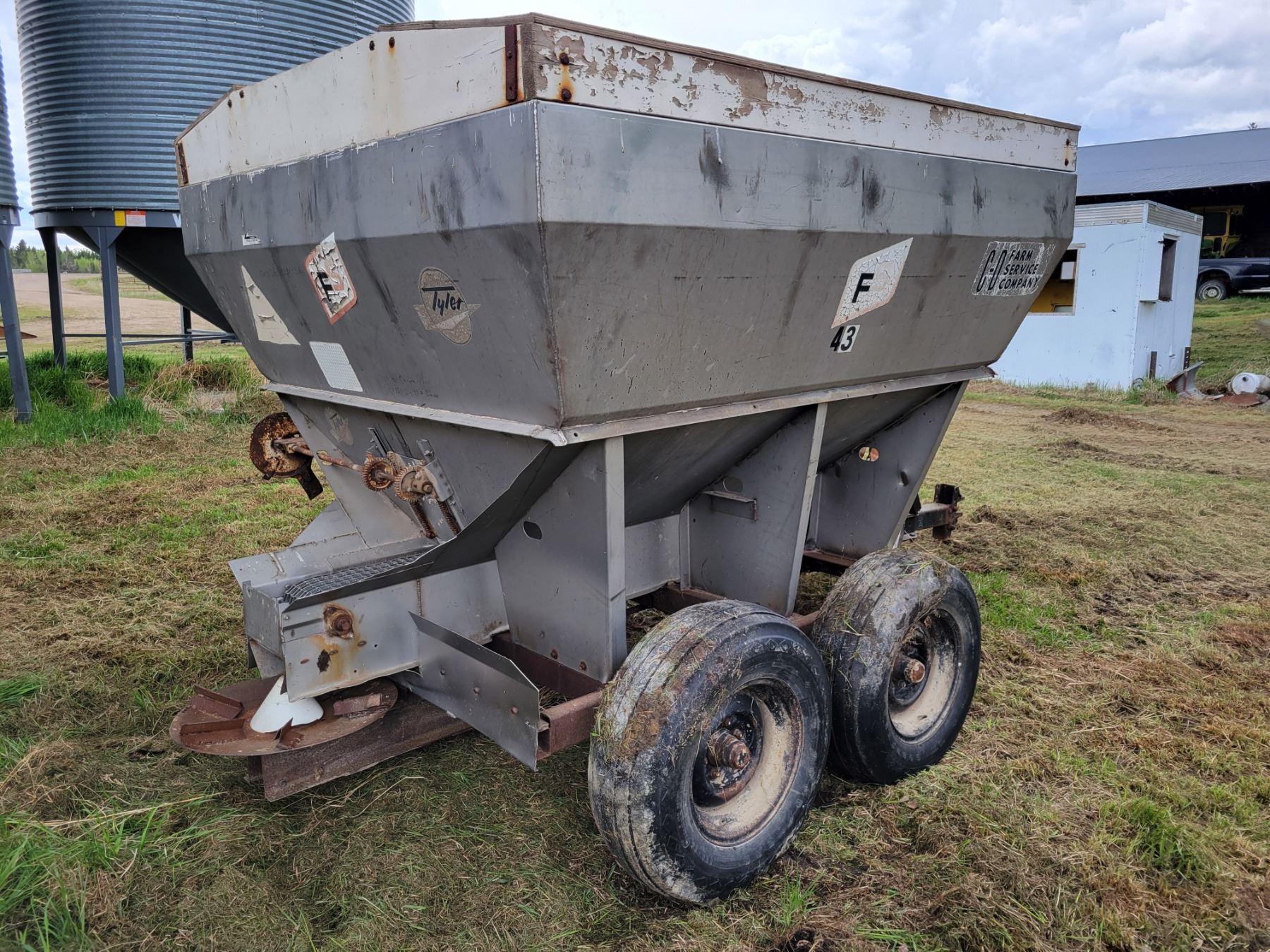 1000 PTO tandem axle fert. Spreader